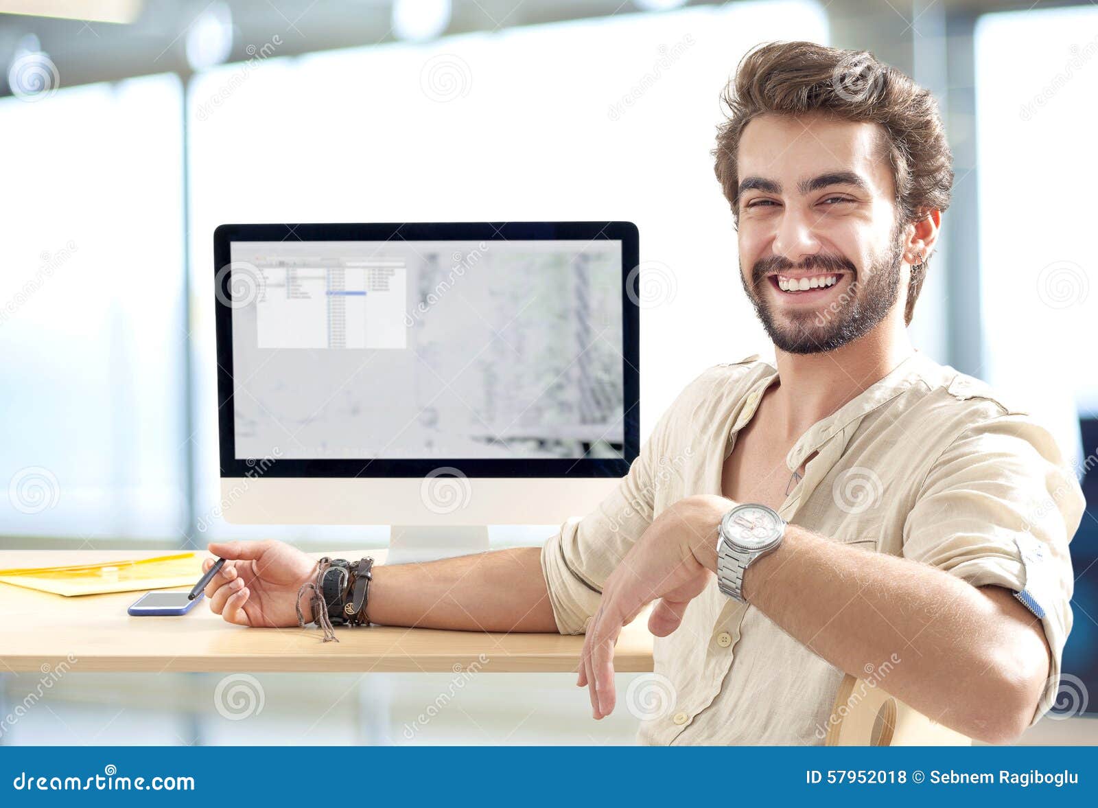 Giovane Che Lavora Al Computer Fotografia Stock - Immagine di ...