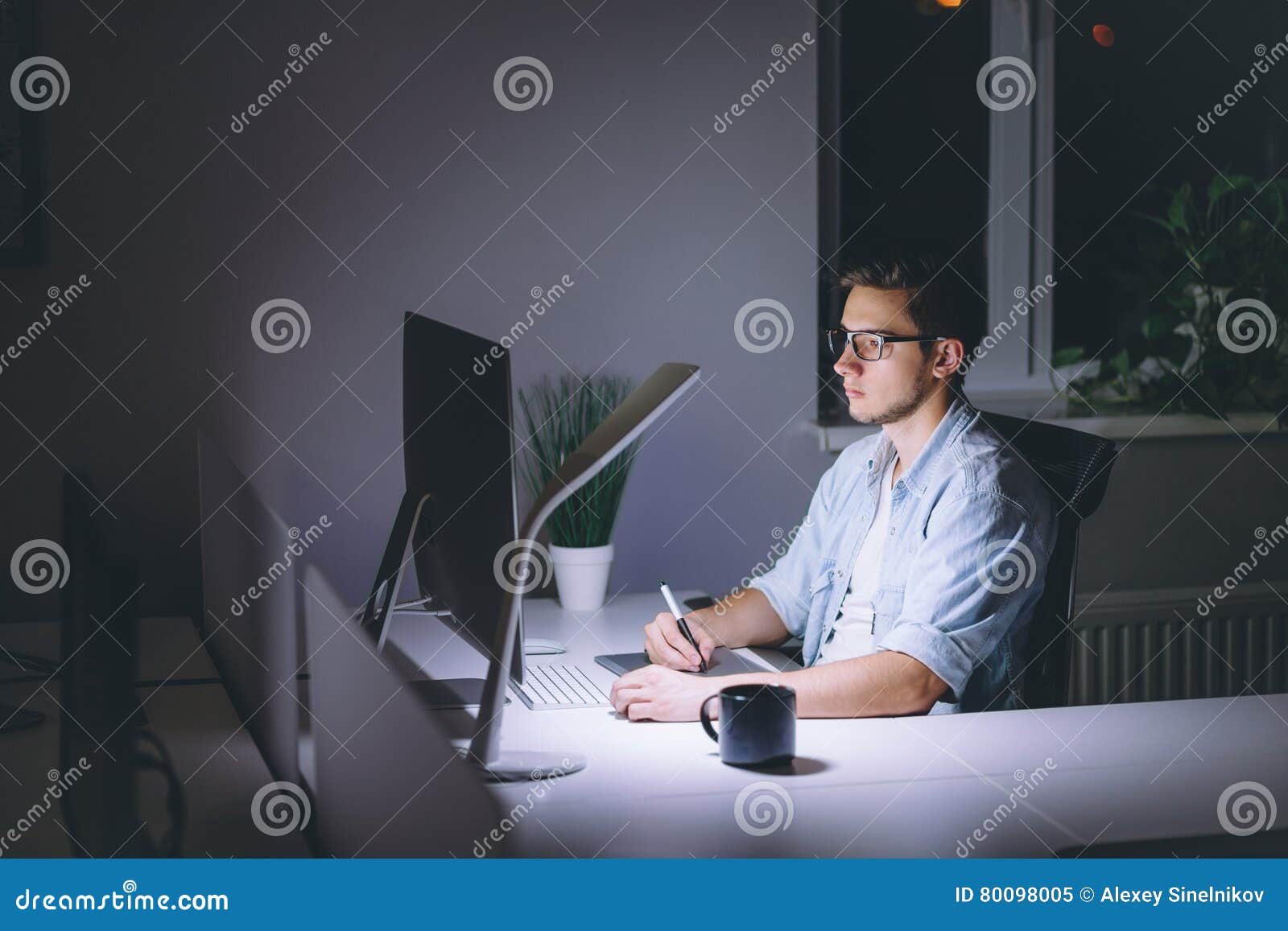 Giovane Che Lavora Al Computer Alla Notte in Ufficio Scuro Immagine ...