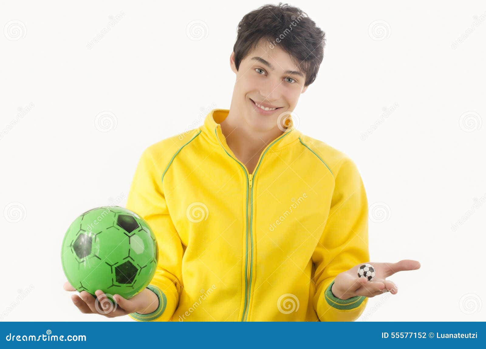 Giovane Con Due Palle Di Calcio Fotografia Stock - Immagine di stretta ...