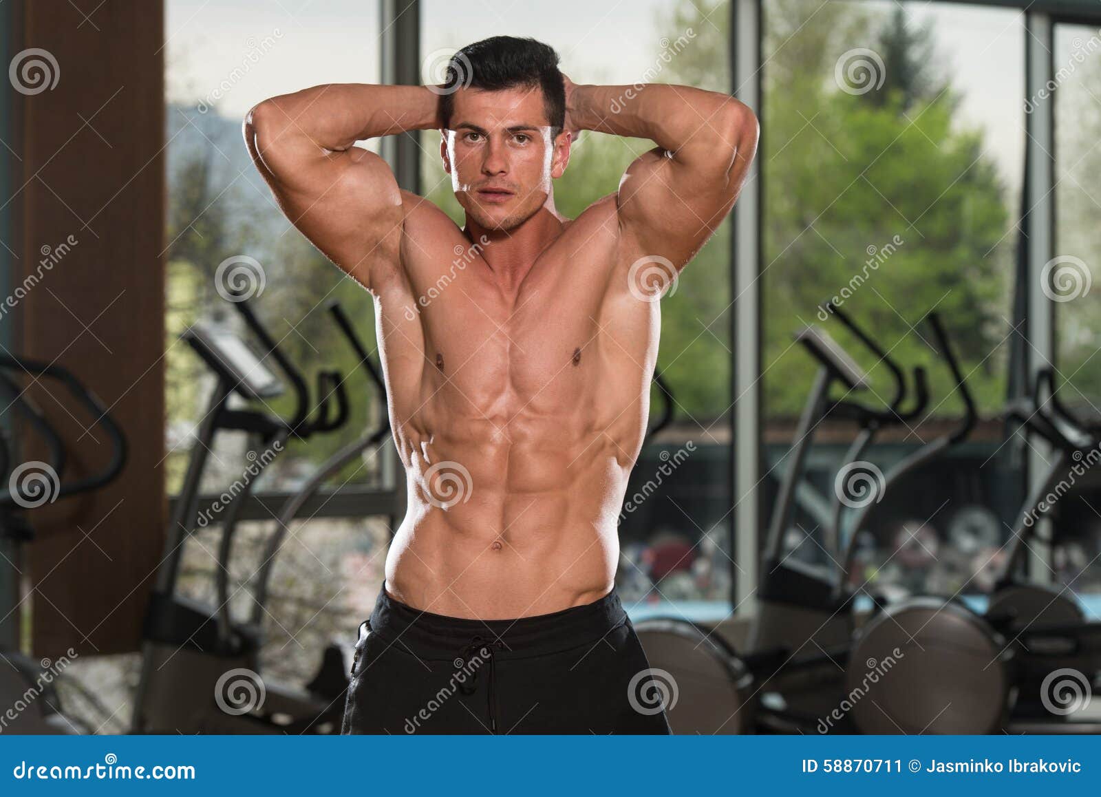 Giovane Con Gli Addominali Scolpiti Immagine Stock - Immagine di ...