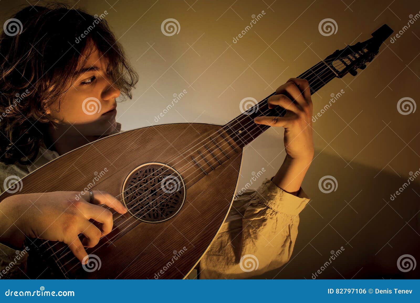 Giovane Con Il Vecchio Liuto Della Chitarra Di Oud Fotografia Stock ...