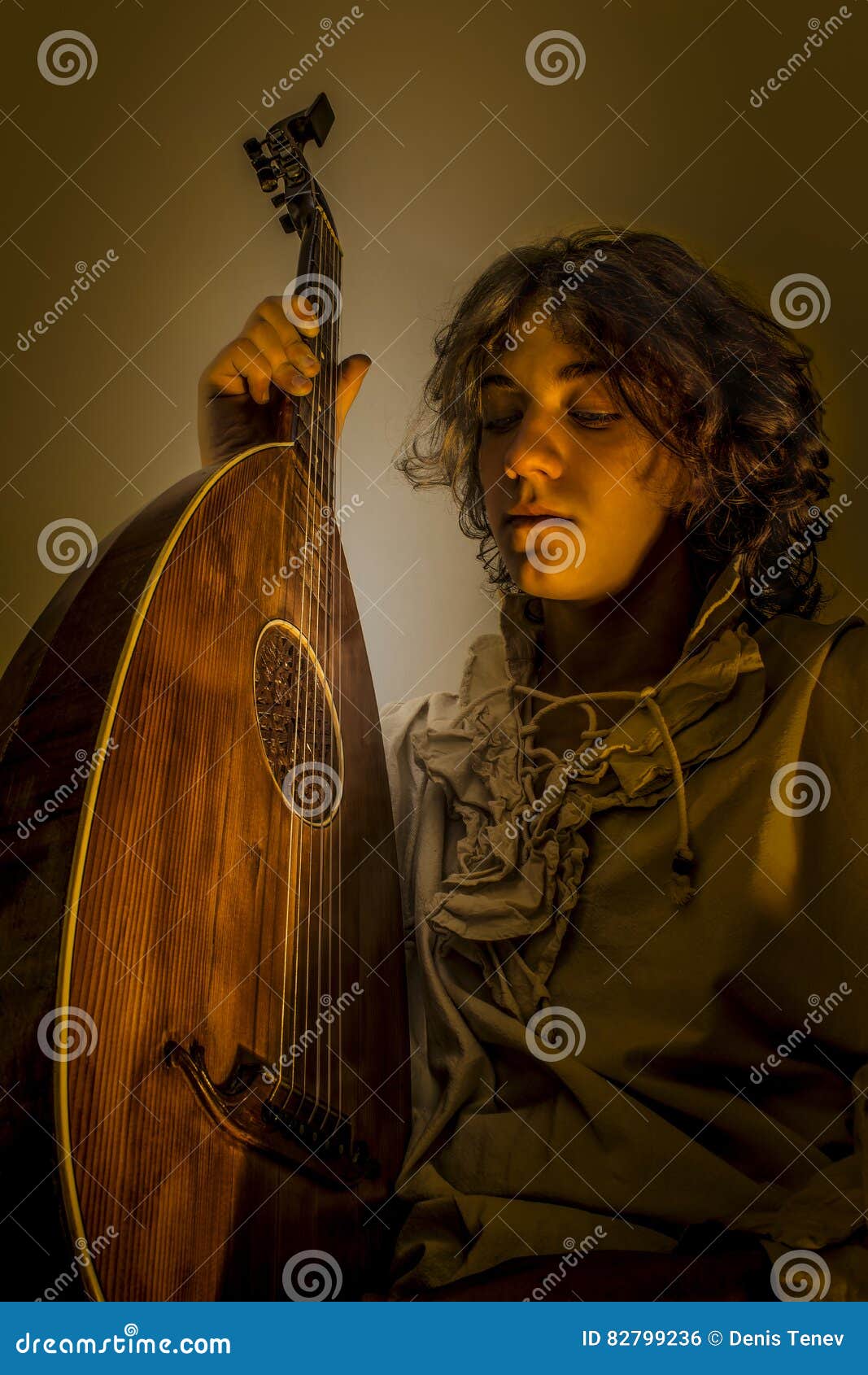 Giovane Con Il Vecchio Liuto Della Chitarra Di Oud Fotografia Stock ...