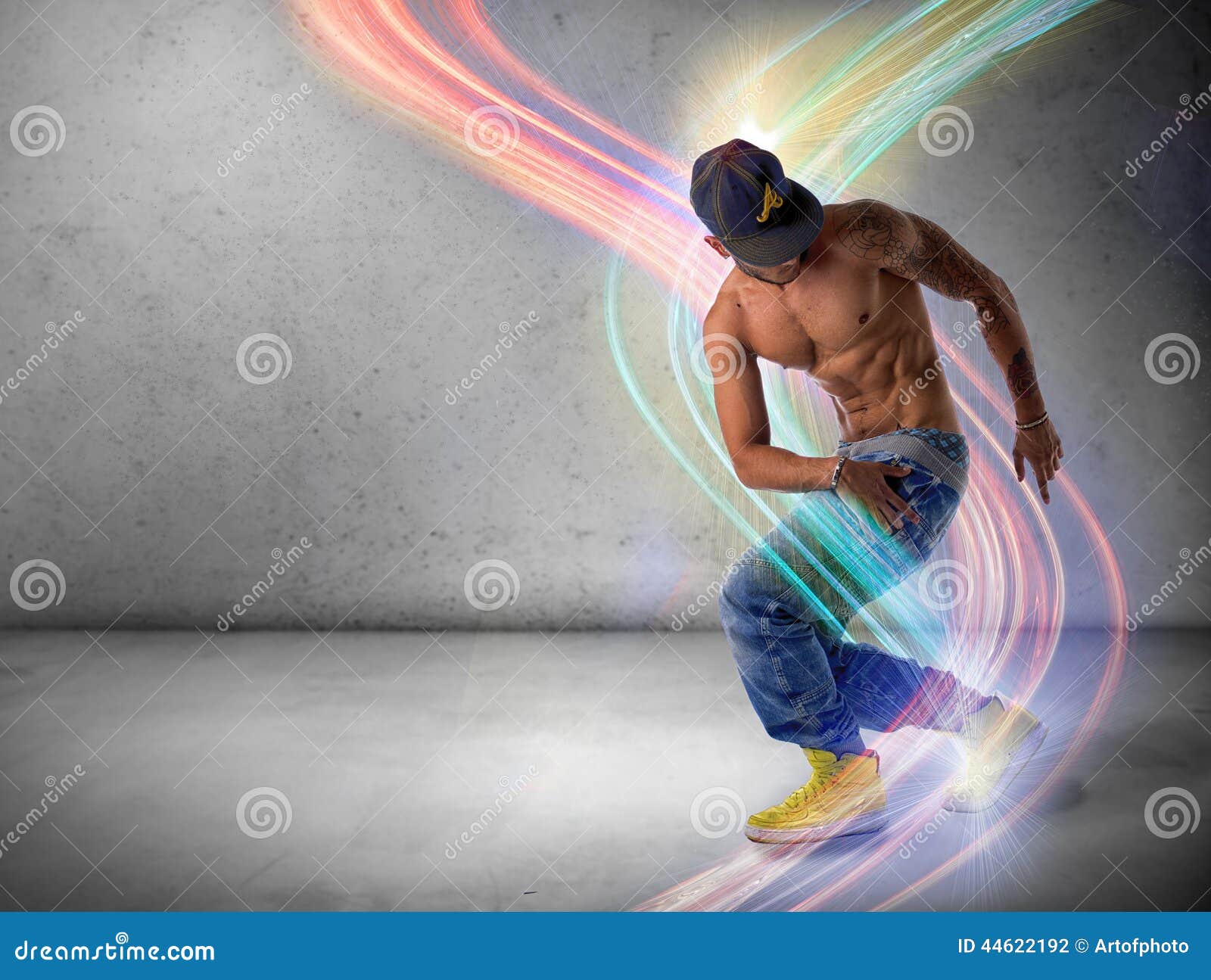 Giovane D'avanguardia Atletico Che Fa Una Routine Di Break-dance ...