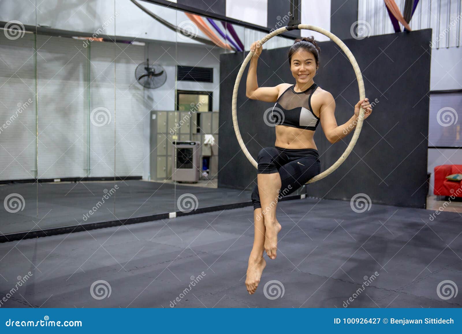 Giovane Donna Acrobatica Che Appende Sul Cerchio Aereo Immagine Stock ...