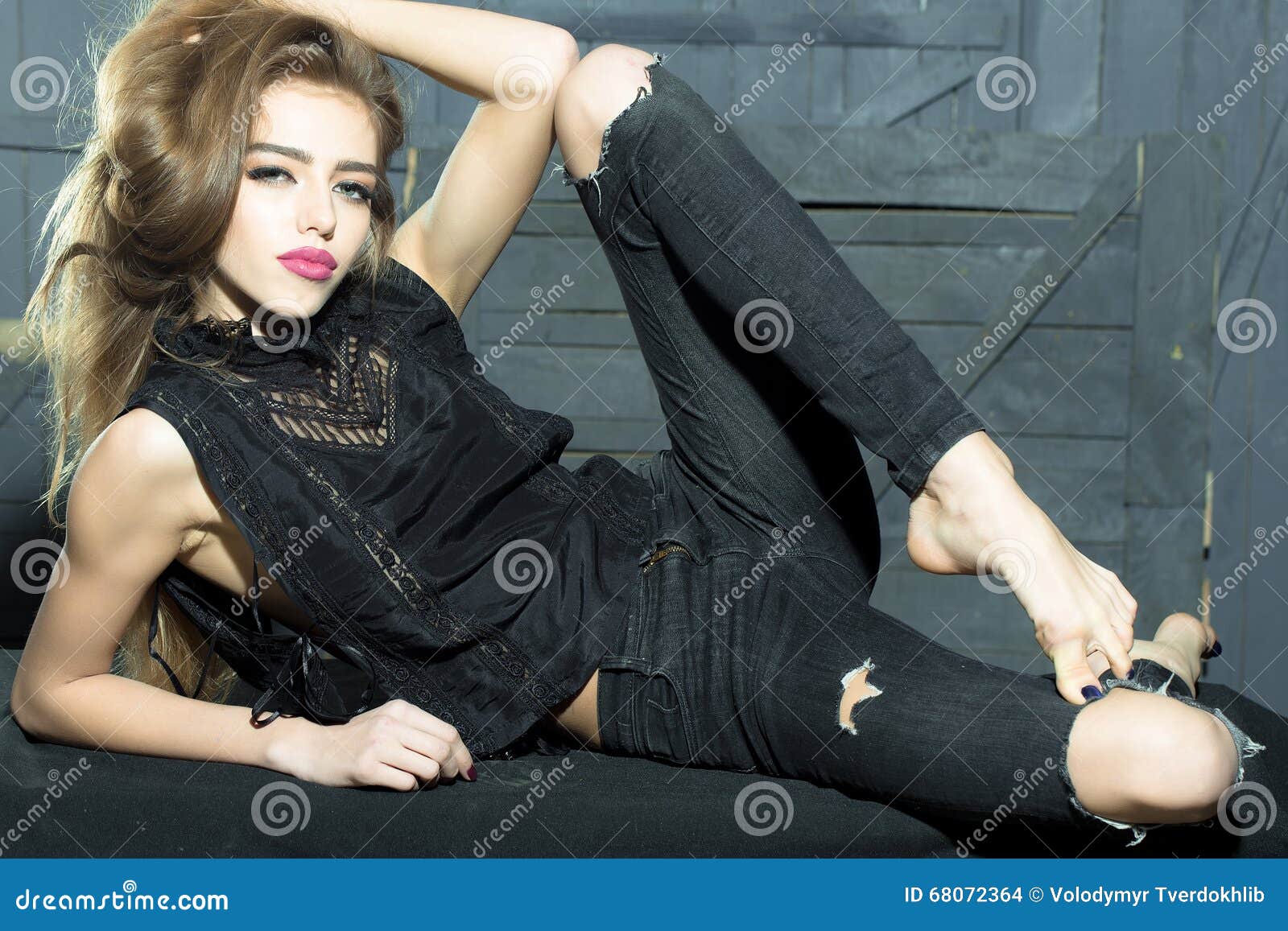 Giovane donna alla moda fotografia stock. Immagine di fascino - 68072364