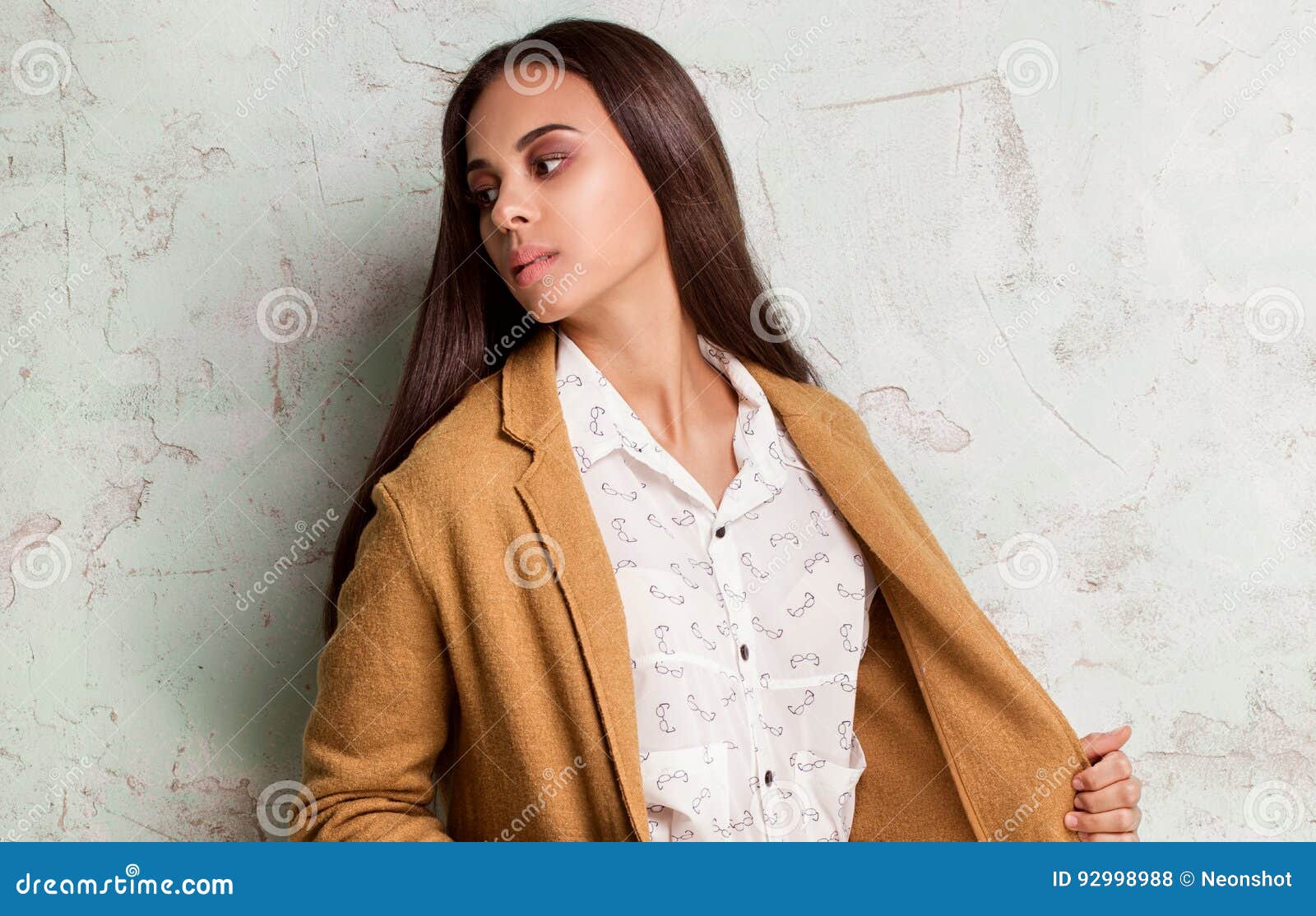 Giovane Donna Alla Moda in Studio Fotografia Stock - Immagine di bello ...