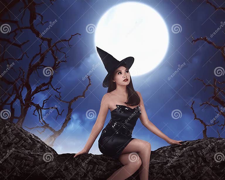Giovane Donna Asiatica Della Strega Con Il Cappello Che Sta Intorno in ... Giovane Donna Asiatica Della Strega Con Il Cappello Che Sta Intorno in ...