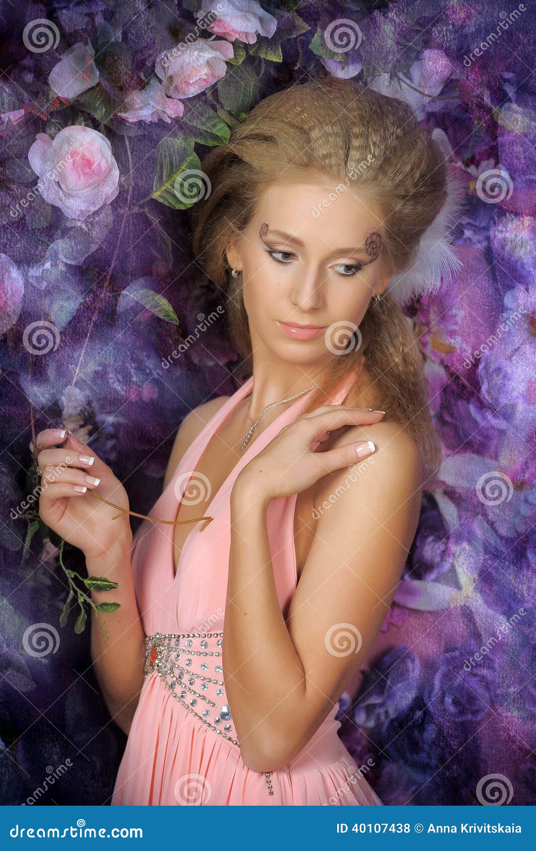 Giovane Donna Bionda in Un Vestito Rosa Astuto Fotografia Stock ...