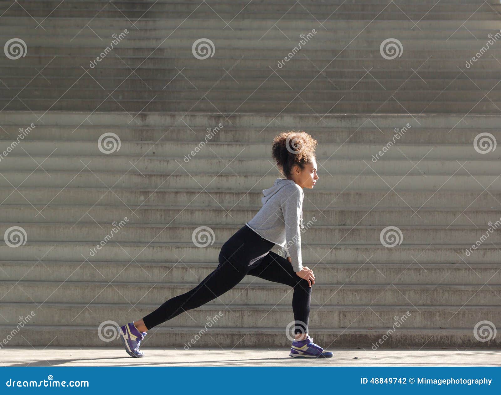 Giovane Donna Che Allunga Allenamento Fotografia Stock - Immagine di ...