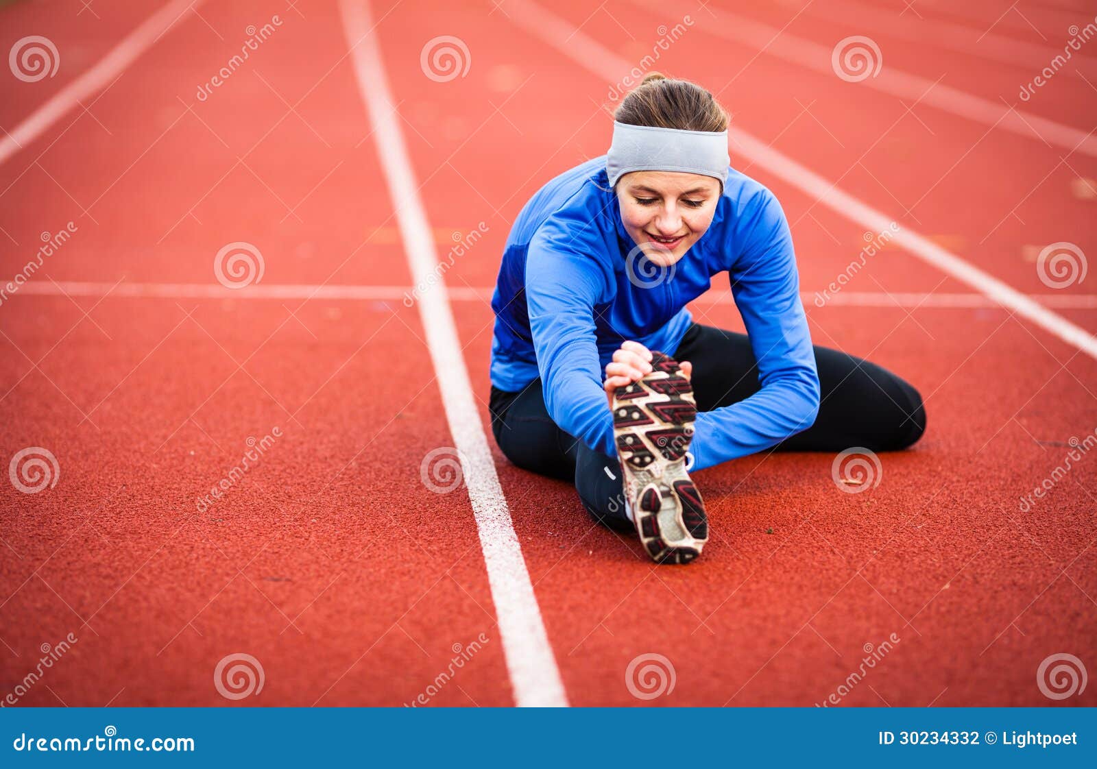 Donna Che Allunga Prima Del Suo Funzionamento Fotografia Stock ...