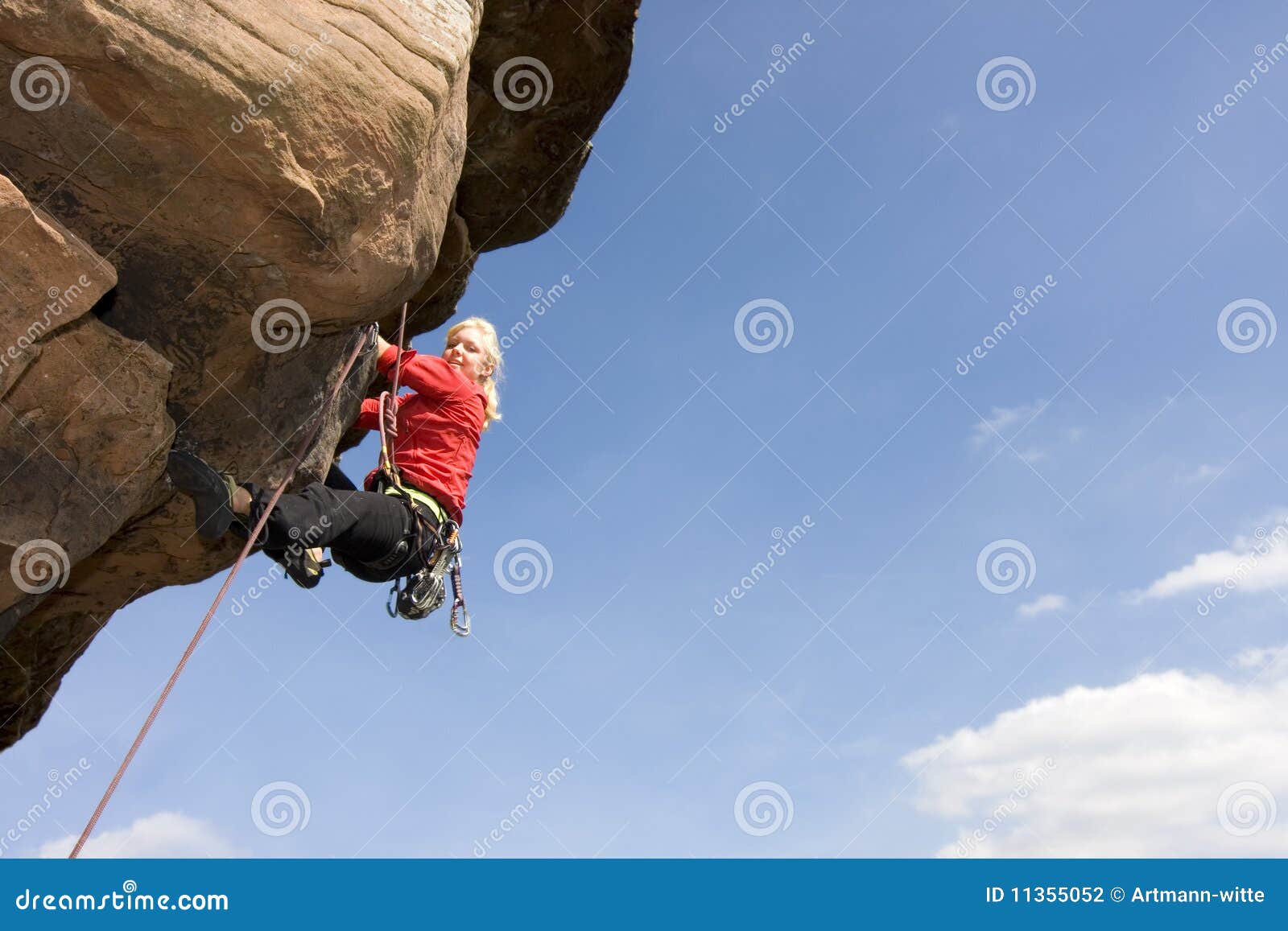 Giovane Donna Che Arrampica Una Roccia Fotografia Stock - Immagine di ...
