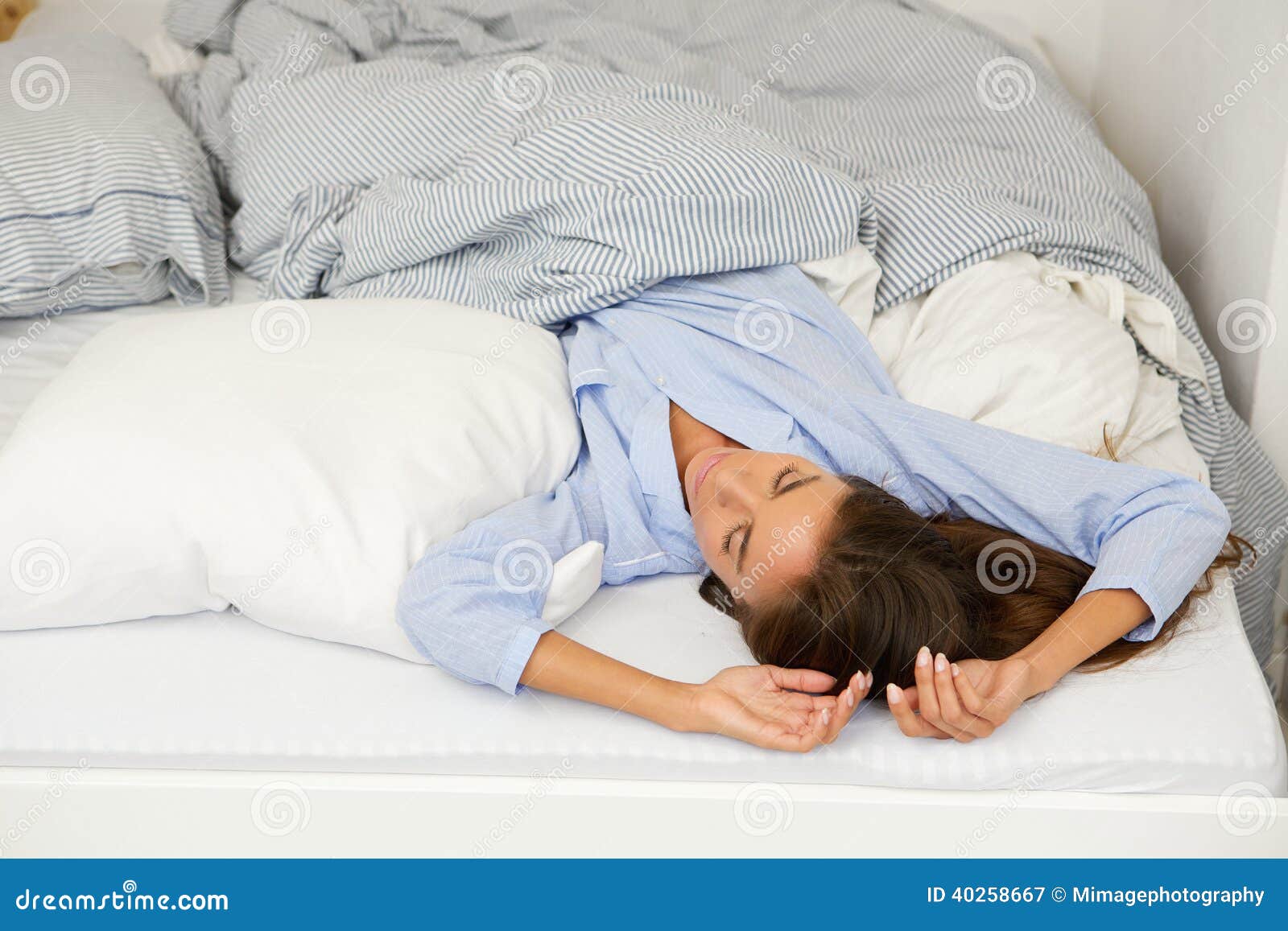Giovane Donna Che Dorme Nel Letto Comodo Immagine Stock - Immagine di ...