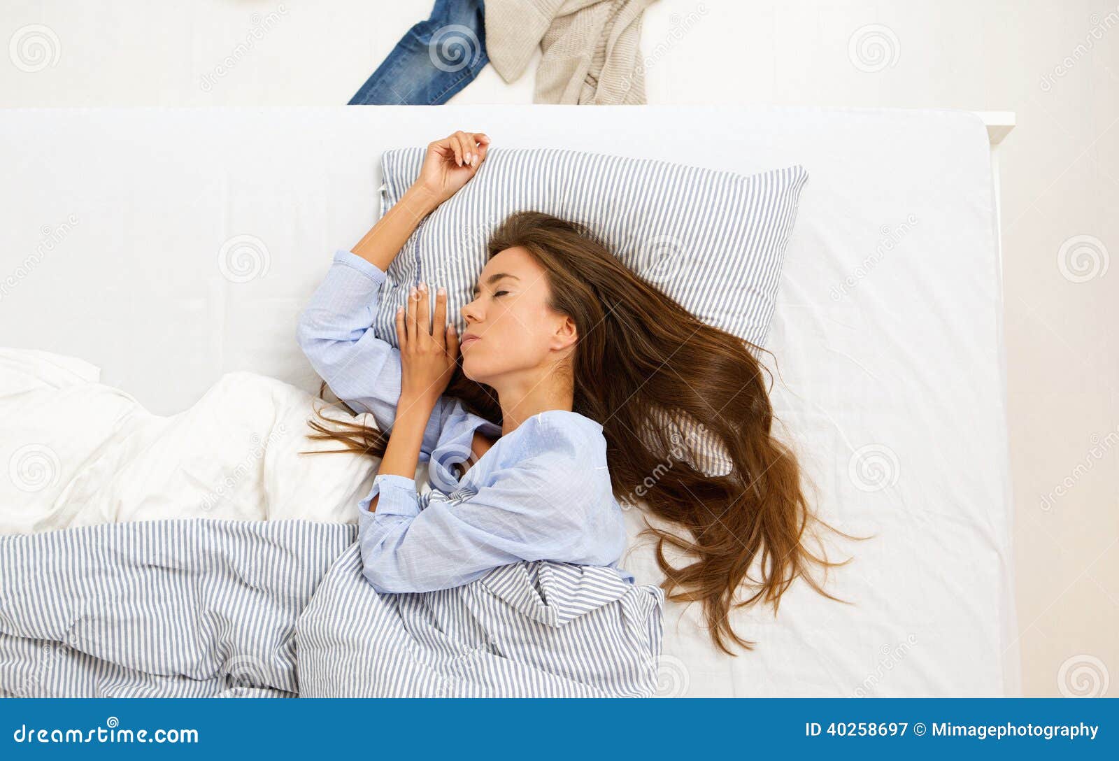 Giovane Donna Che Dorme Nel Letto Comodo Immagine Stock - Immagine di ...