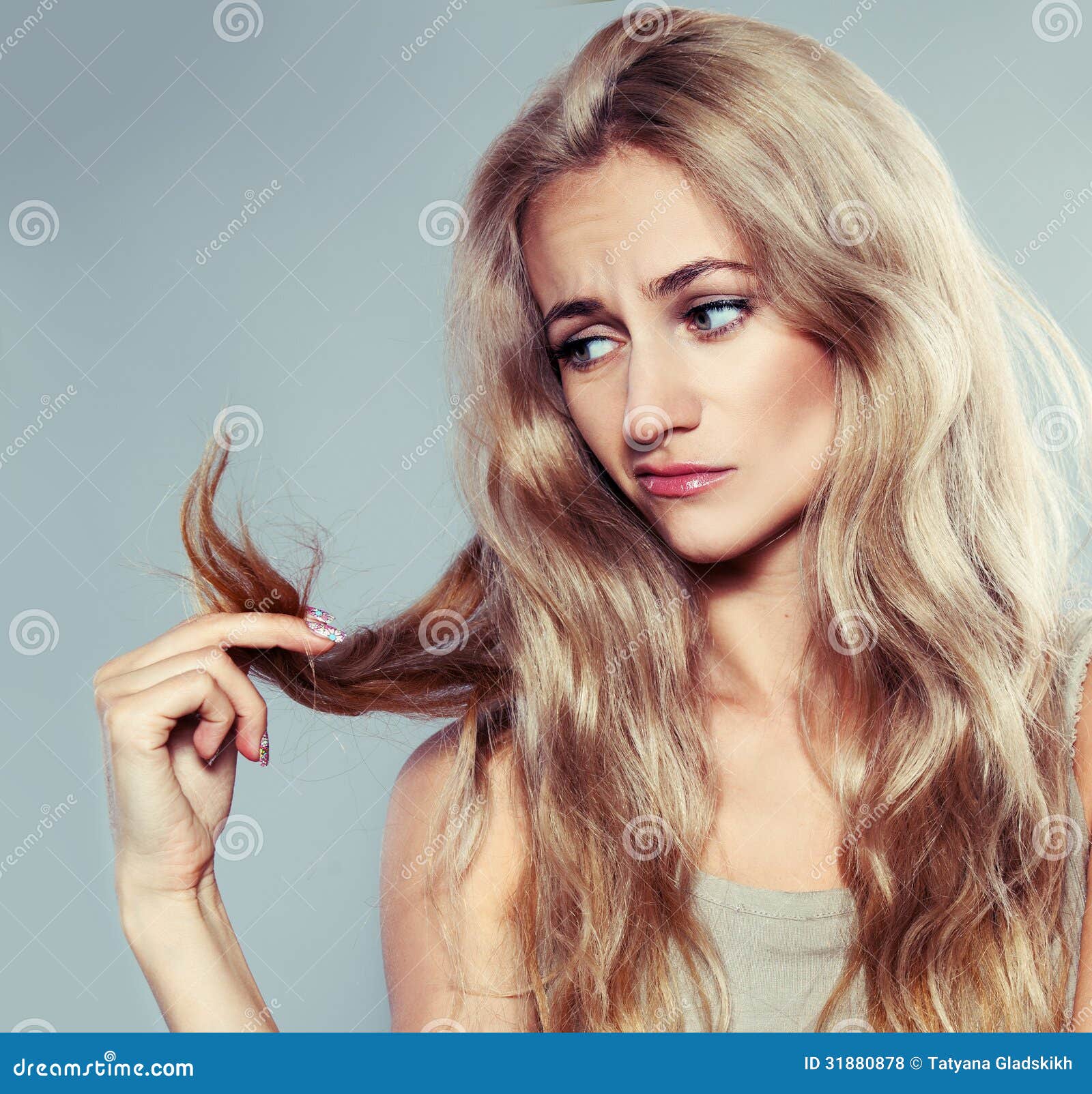 Giovane Donna Che Esamina Le Doppie Punte Fotografia Stock - Immagine ...