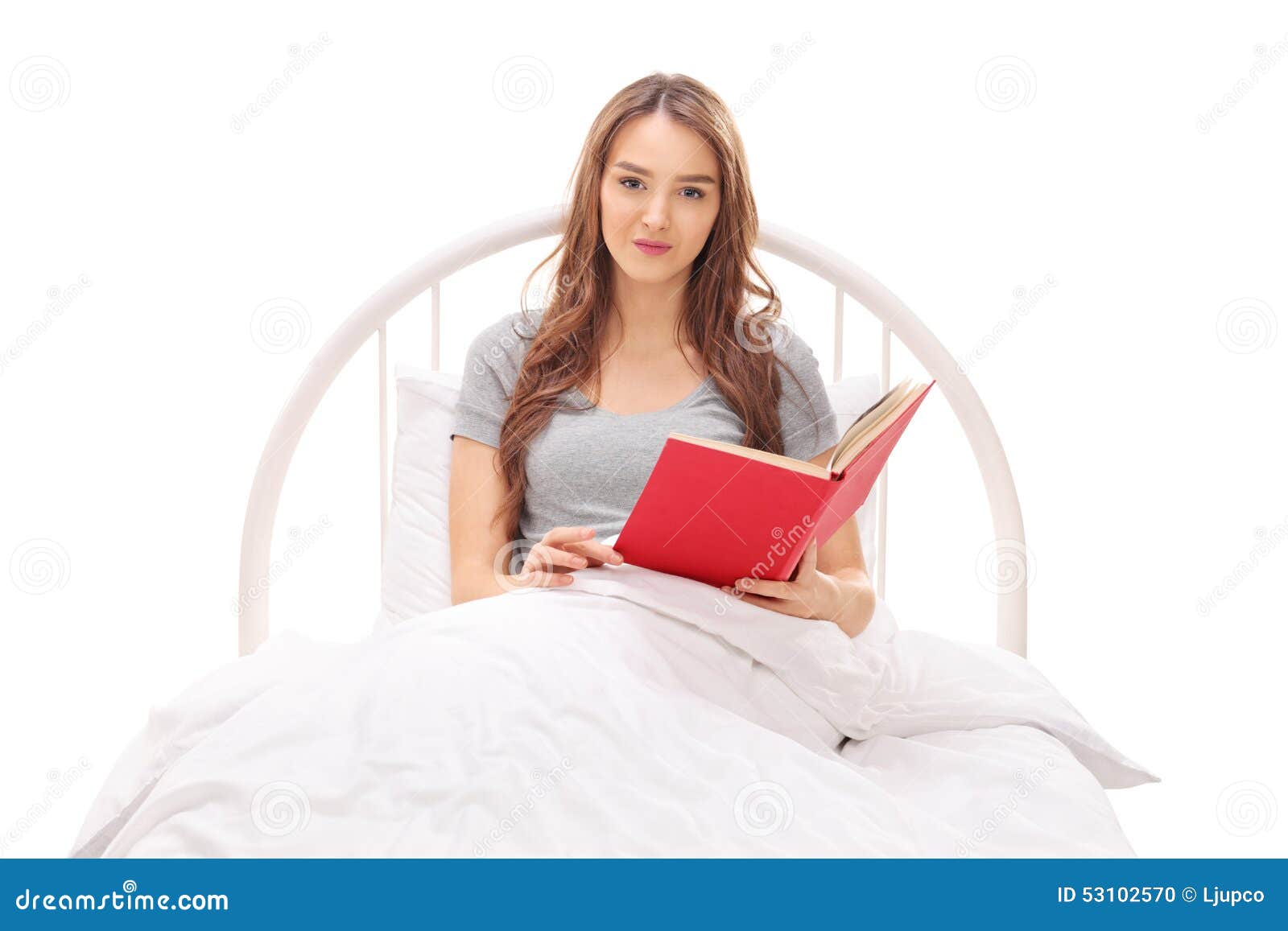 Giovane Donna Che Legge Un Libro E Che Si Trova a Letto Fotografia ...