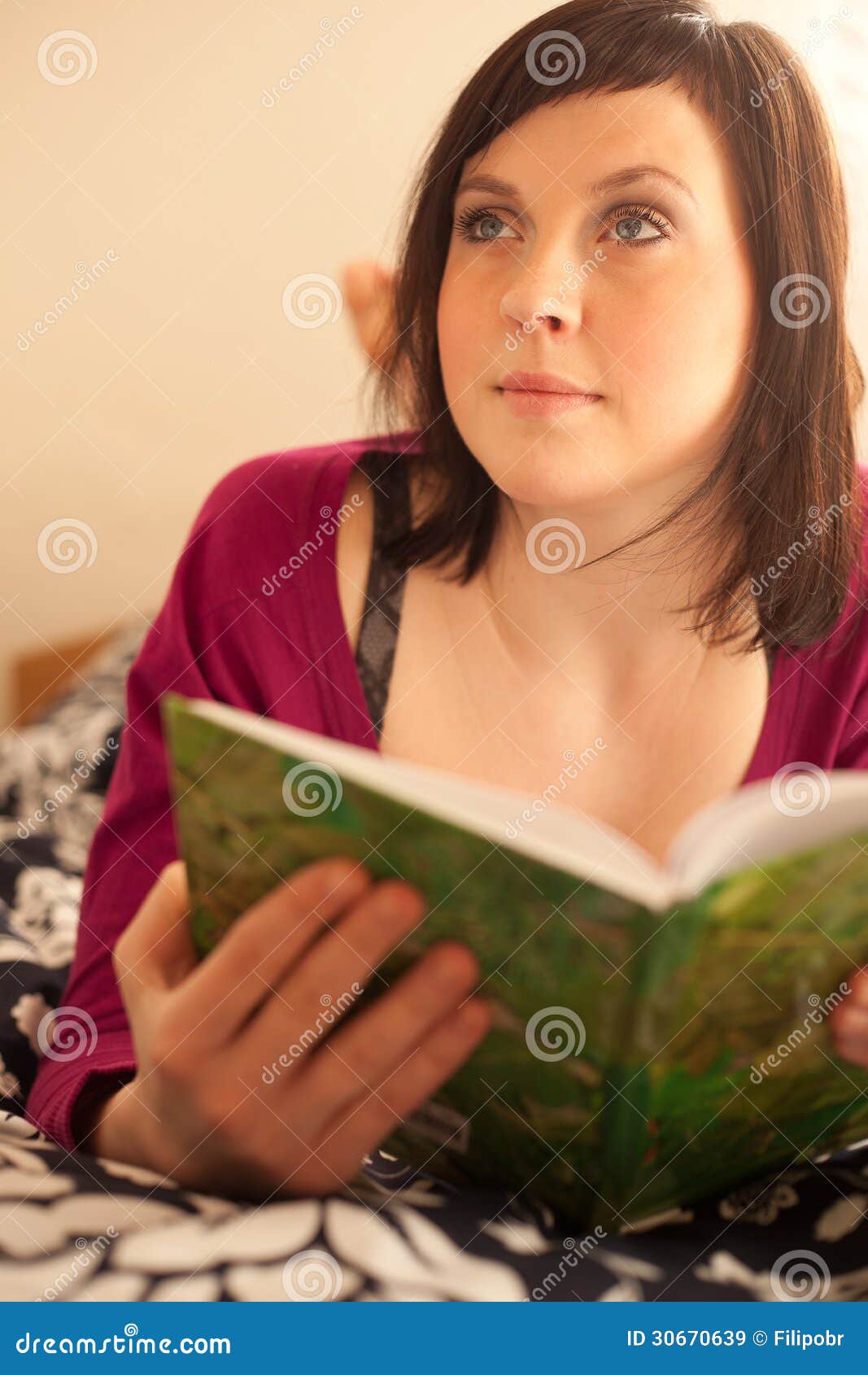 Giovane Donna Che Legge Un Libro a Letto Immagine Stock - Immagine di ...