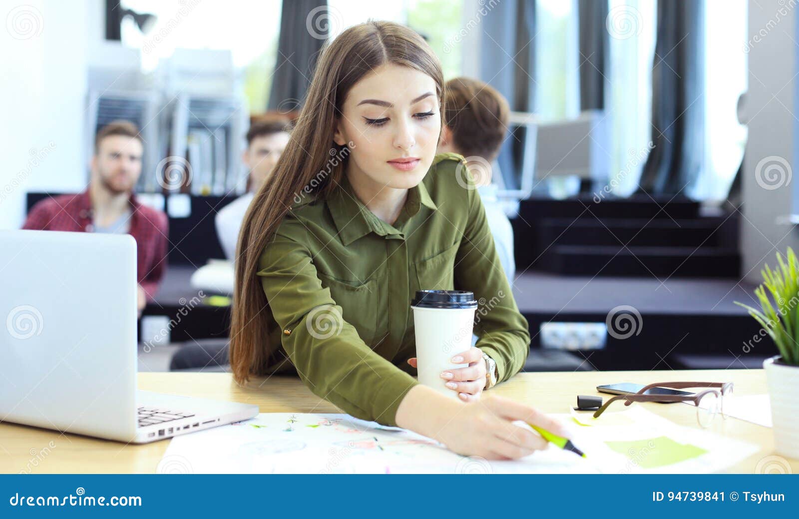 Giovane Donna Che Sorride E Che Scrive Sul Computer Portatile in ...