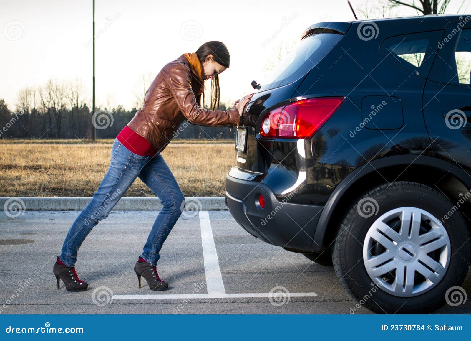 Giovane Donna Che Spinge Automobile Fotografia Stock - Immagine di ...