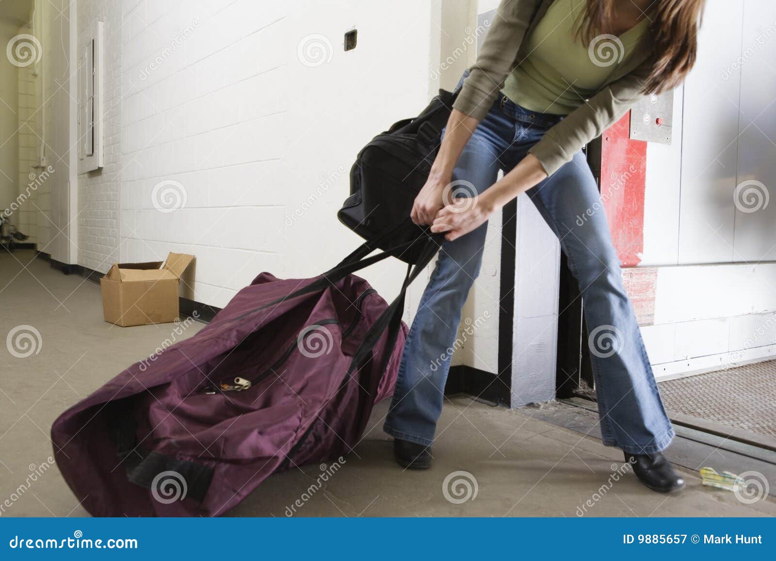 Giovane Donna Che Trascina Un Sacchetto Immagine Stock - Immagine di ...