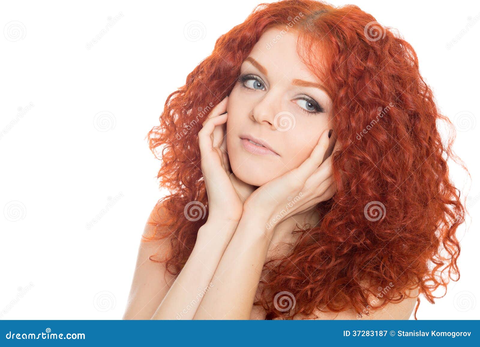 Giovane Donna Con Capelli Rossi Ricci Immagine Stock - Immagine di ...