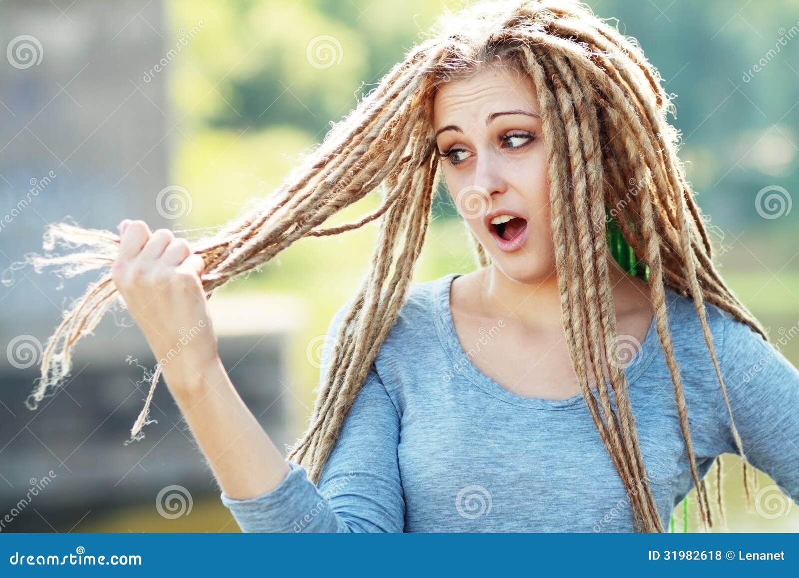 Giovane Donna Con I Dreadlocks Fotografia Stock - Immagine di ...
