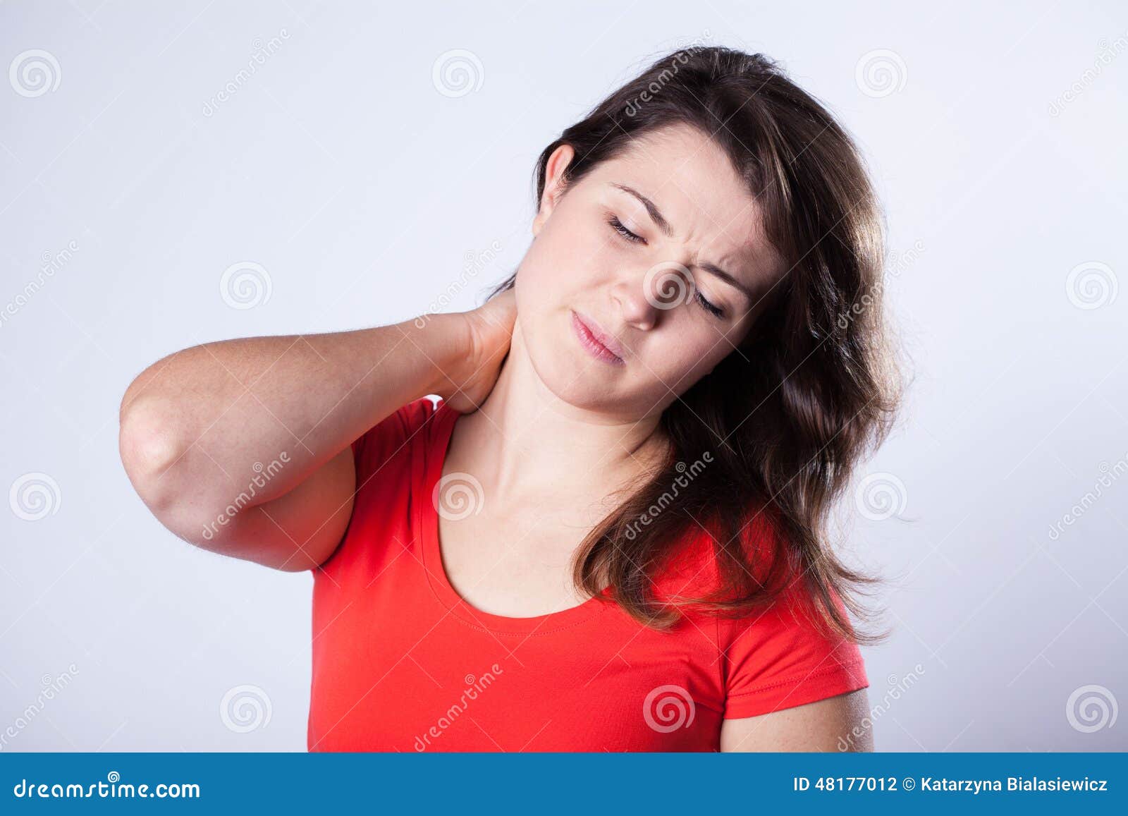 Giovane Donna Con Il Collo Rigido Fotografia Stock - Immagine di ...