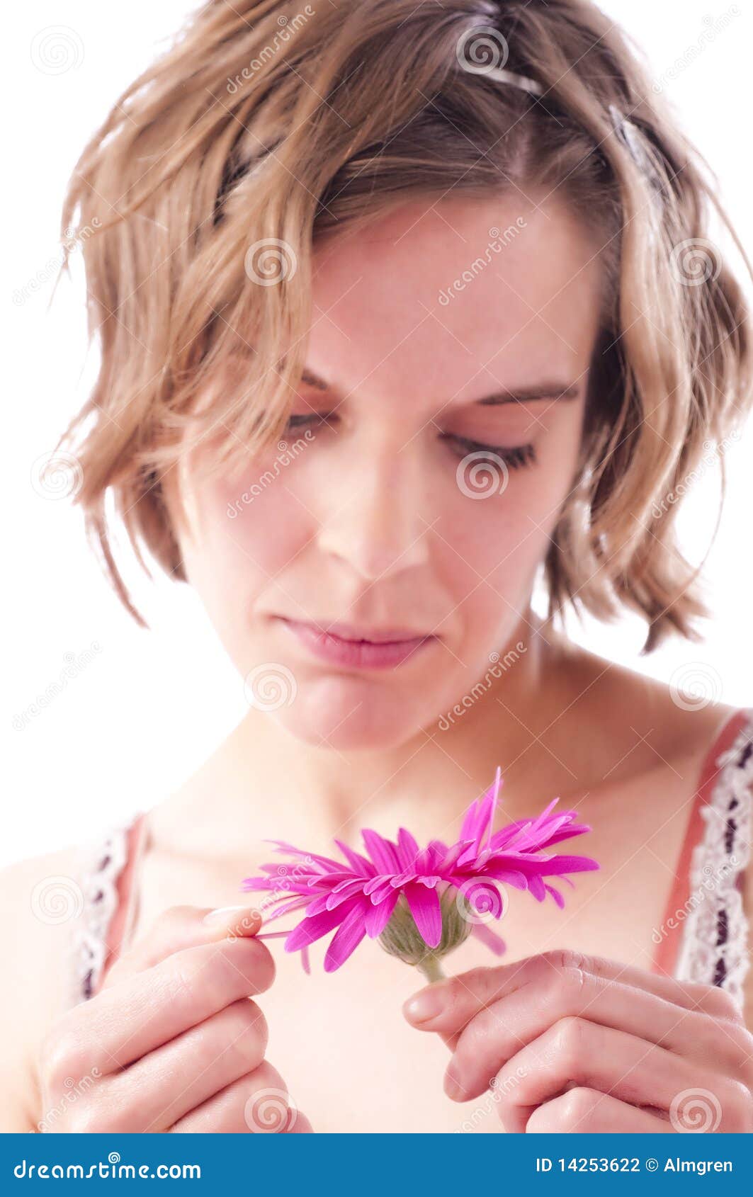Giovane donna con il fiore fotografia stock. Immagine di margherita ...