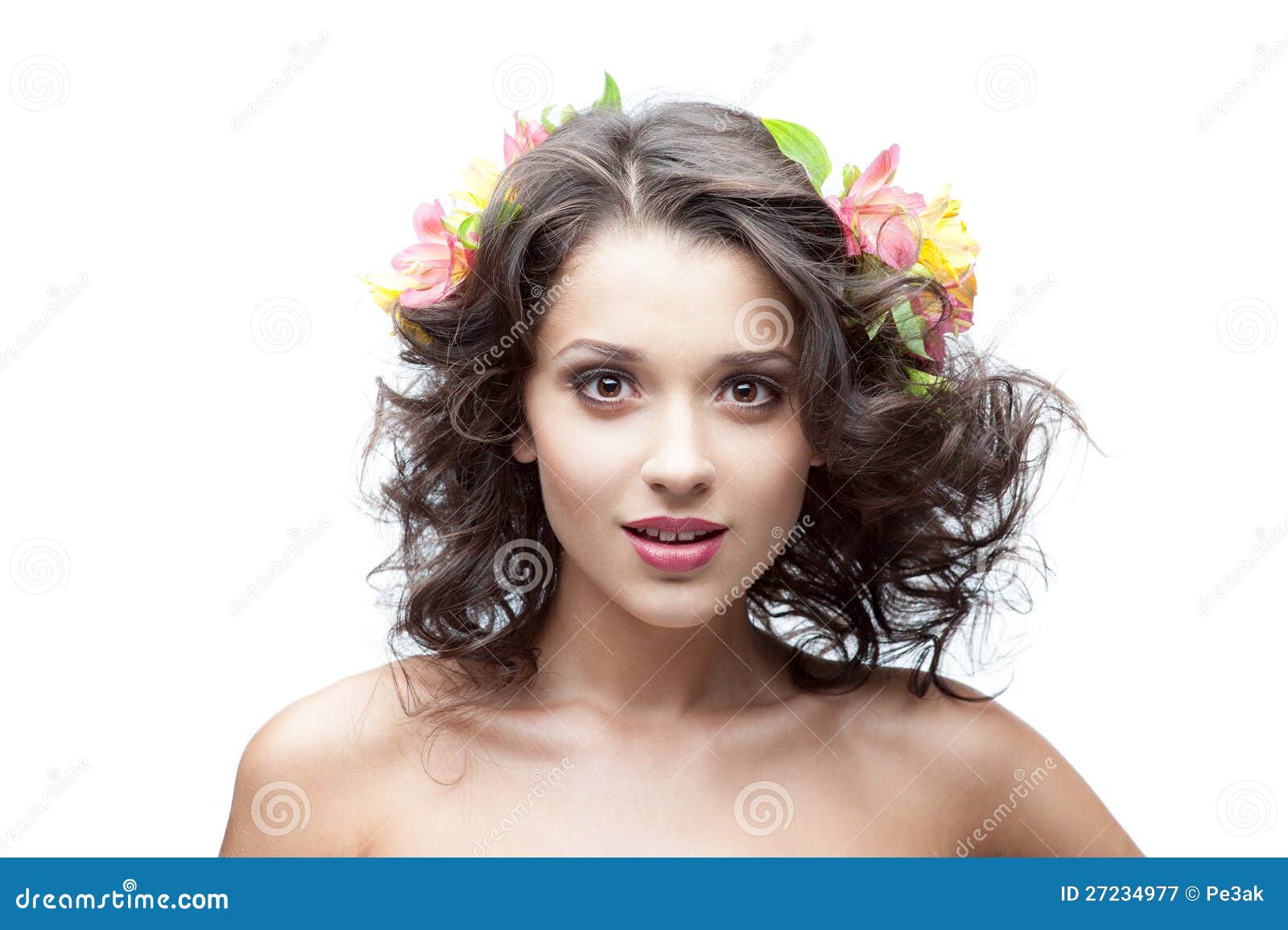 Giovane Donna Con Il Fiore in Capelli Immagine Stock - Immagine di ...