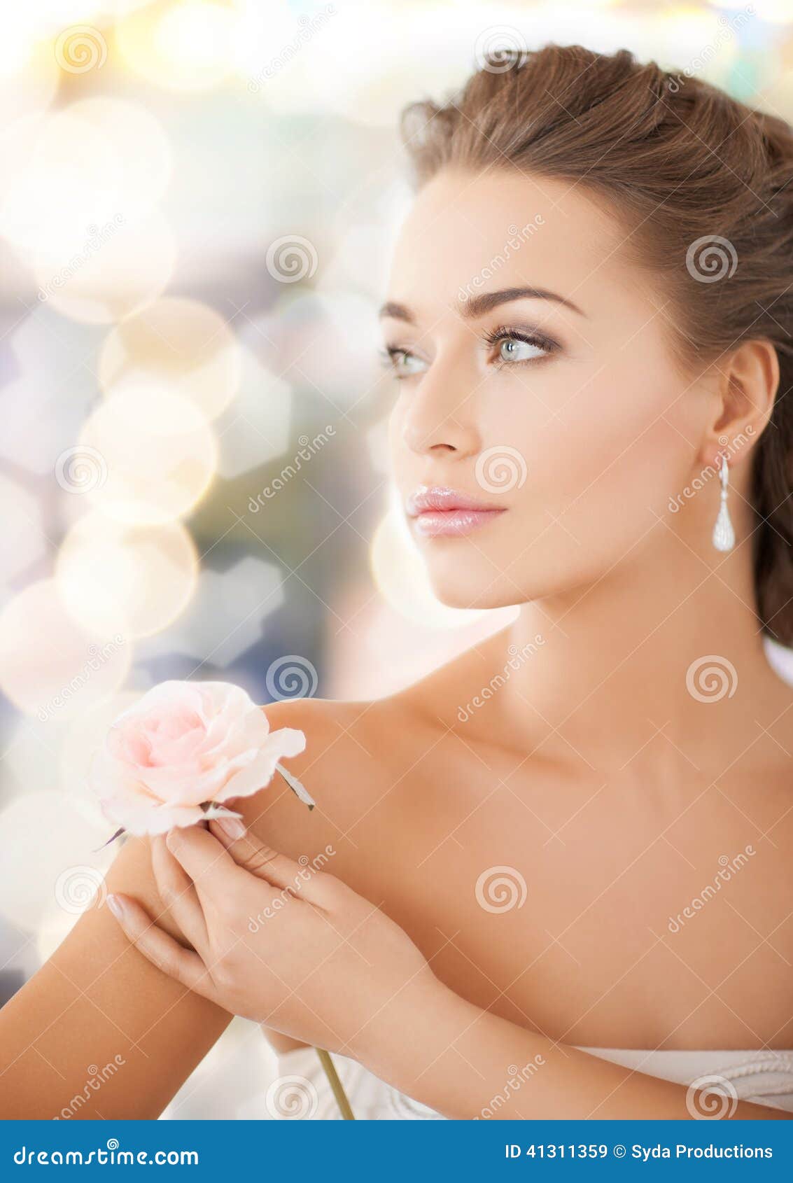 Giovane Donna Con Il Fiore Rosa Immagine Stock - Immagine di sposa ...