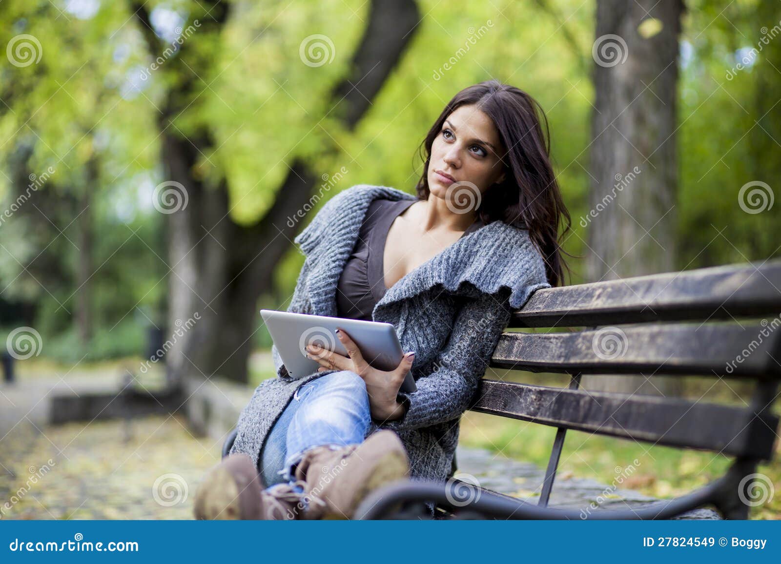 Giovane Donna Con La Compressa Sul Banco Immagine Stock - Immagine di ...