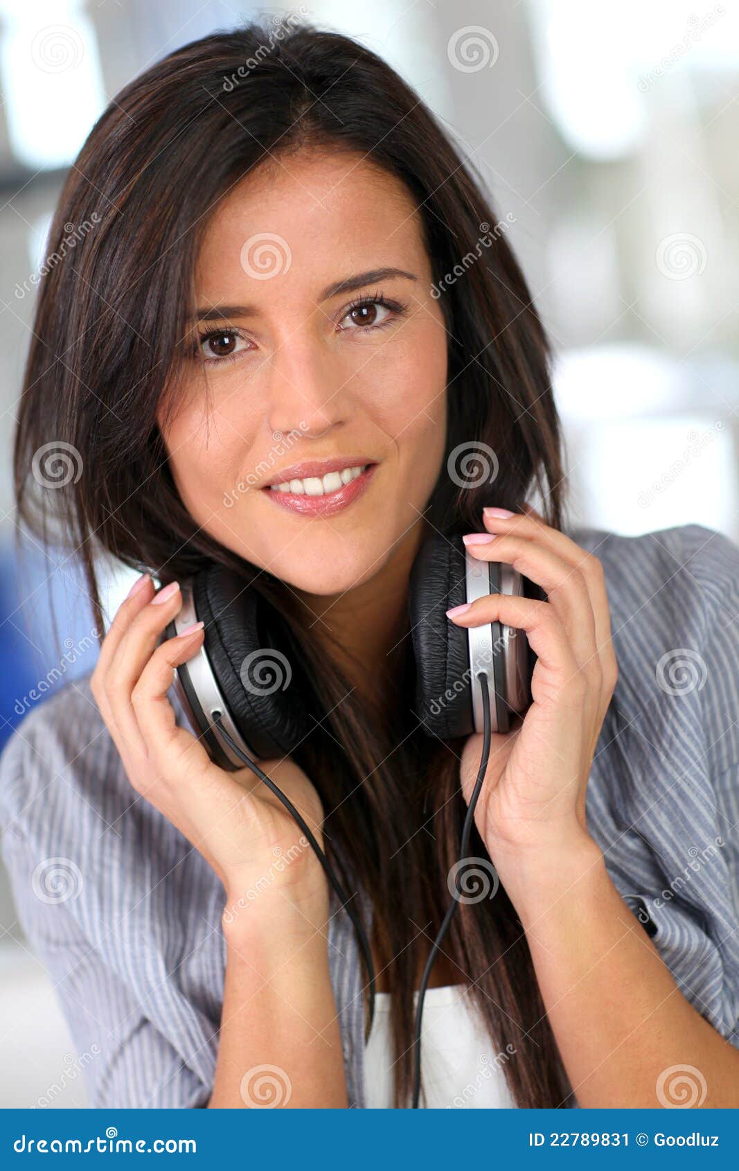 Giovane Donna Con Le Cuffie Immagine Stock - Immagine di sicuro ...