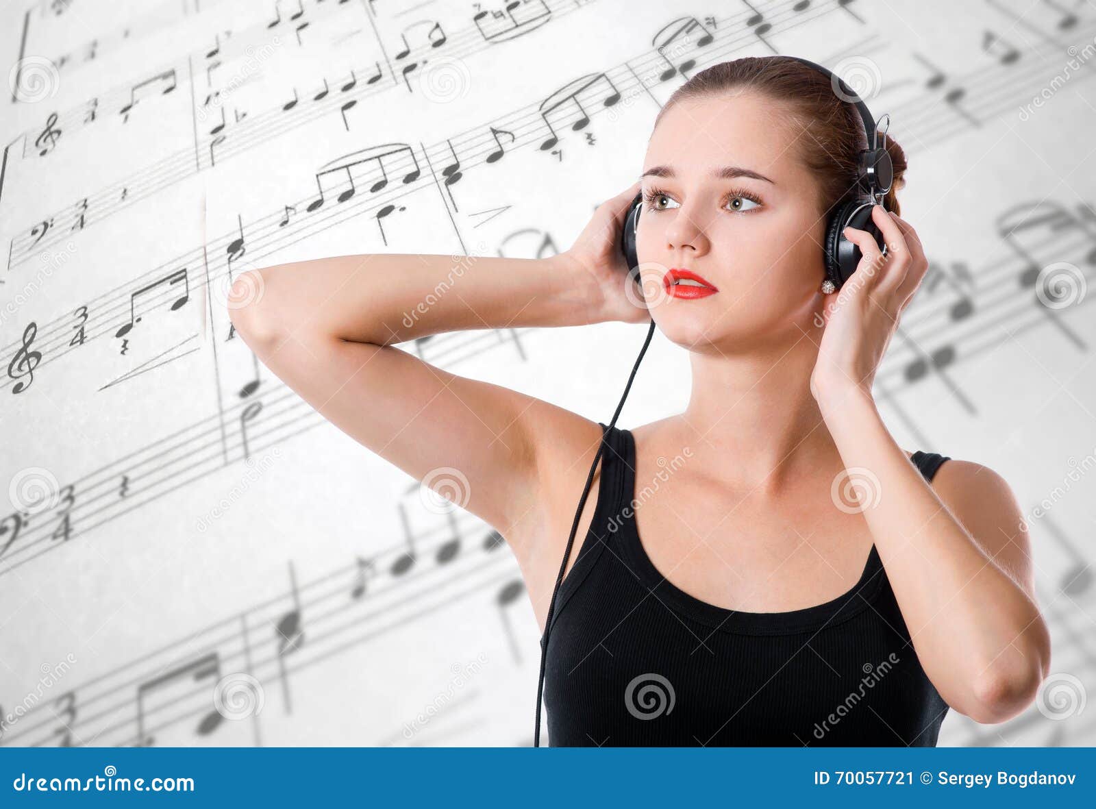 Giovane Donna Con Le Cuffie Immagine Stock - Immagine di persona ...