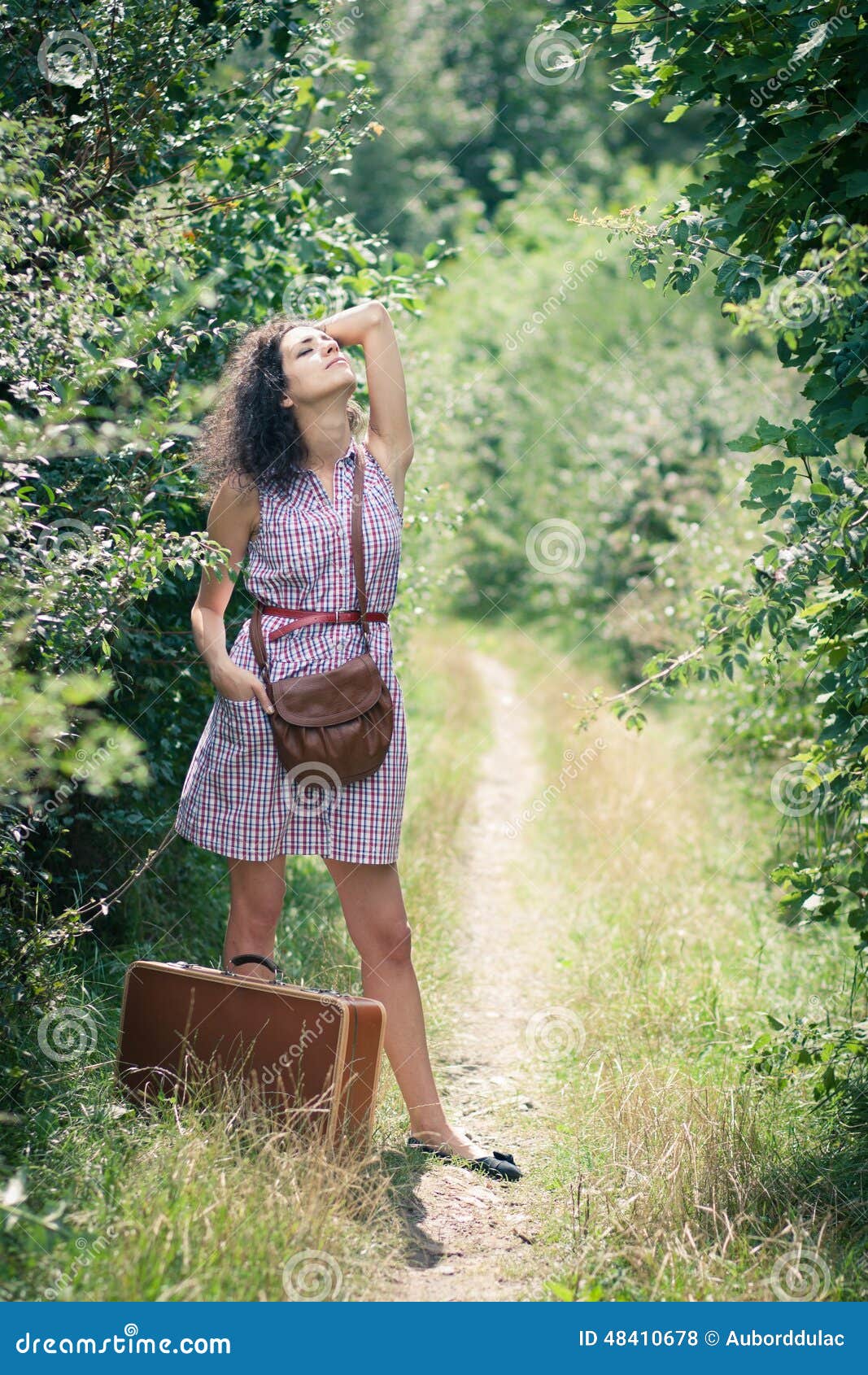 Giovane Donna Con Una Valigia Fotografia Stock - Immagine di muoversi ...
