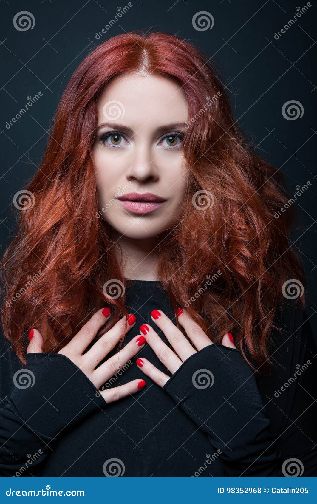 Giovane Donna Di Bellezza E Sensuale Fotografia Stock - Immagine di ...