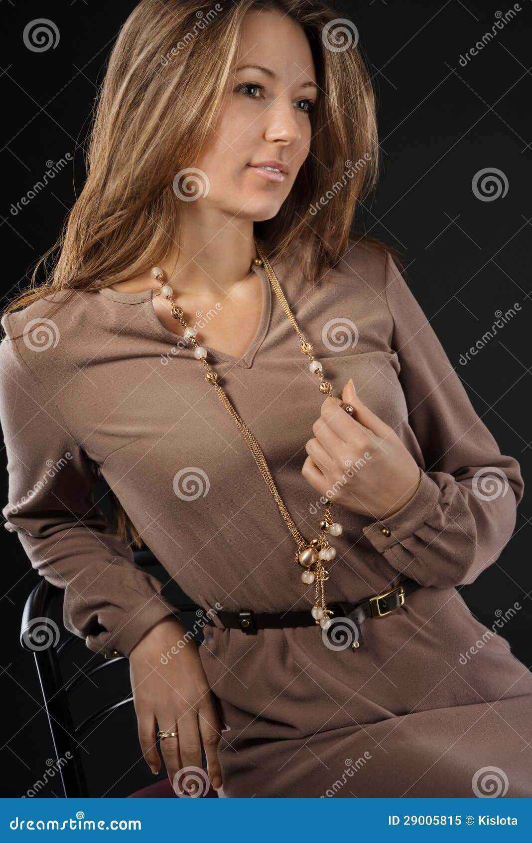 Giovane Donna Di Bellezza & Sensuale in Un Vestito Alla Moda Immagine ...