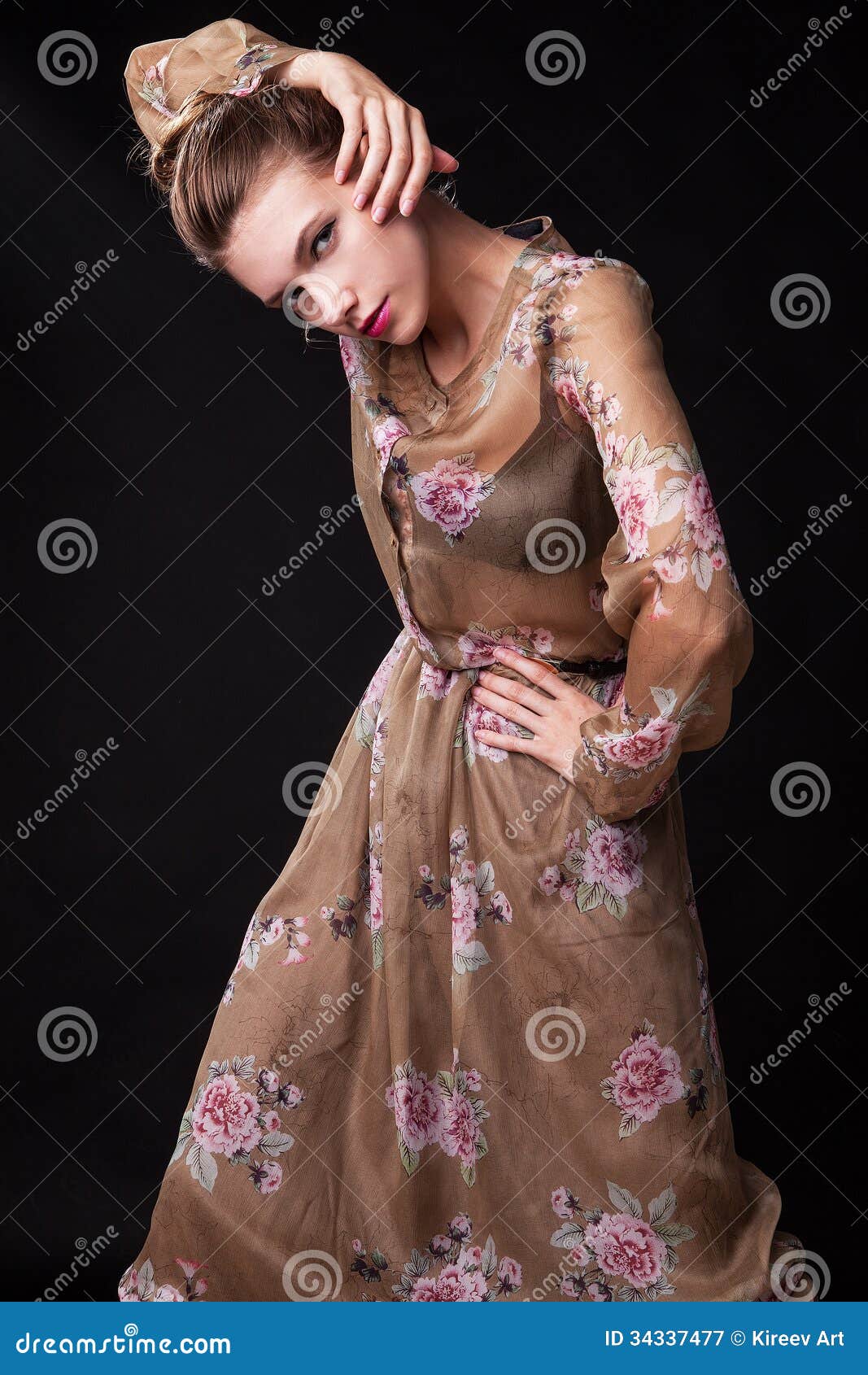 Giovane Donna Di Bellezza & Sensuale in Un Vestito Alla Moda. Immagine ...