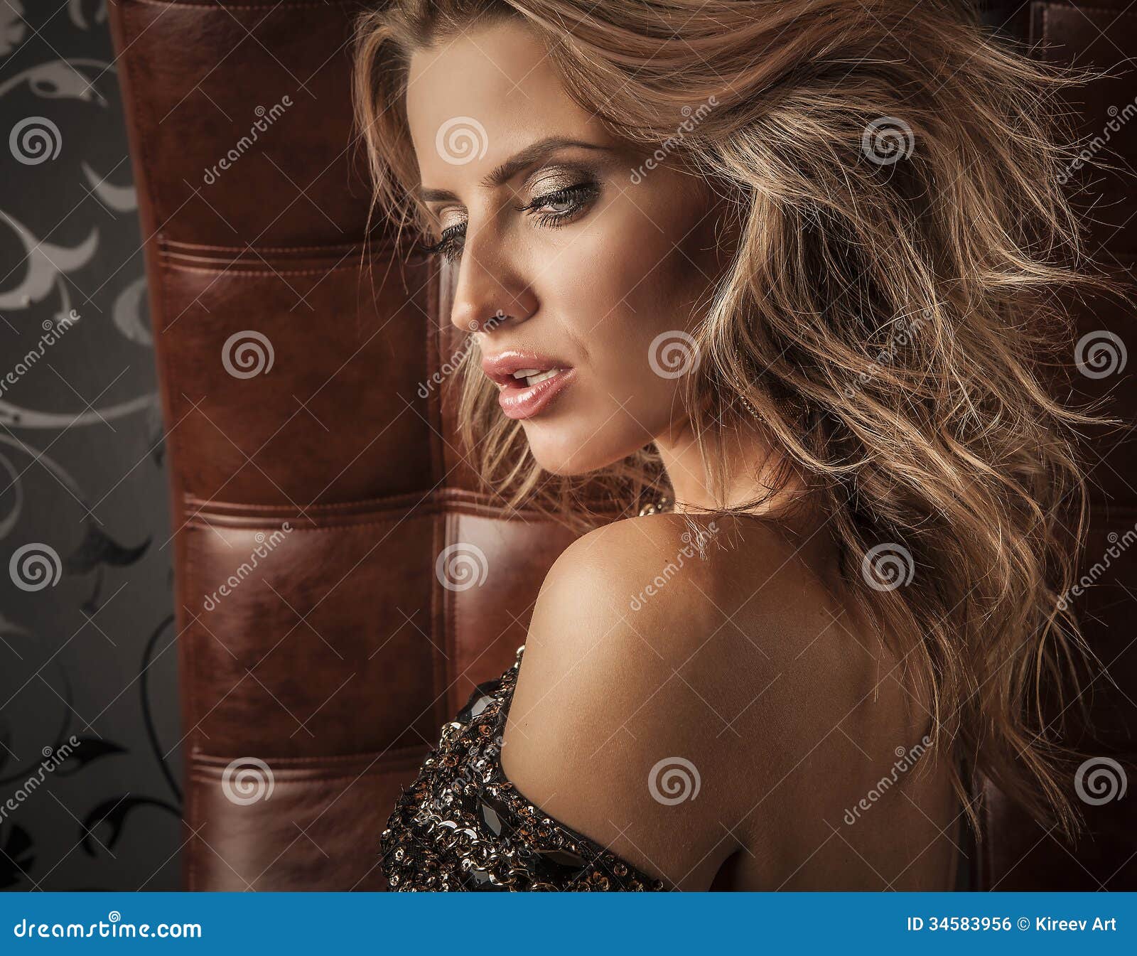 Giovane Donna Di Bellezza & Sensuale in Un Vestito Alla Moda ...