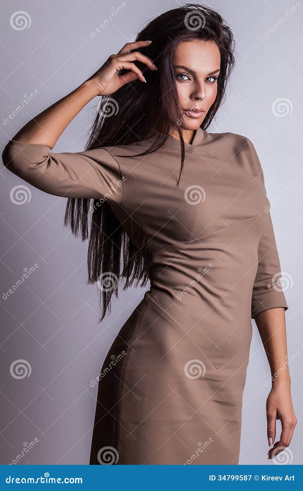 Giovane Donna Di Bellezza & Sensuale in Un Vestito Alla Moda. Immagine ...