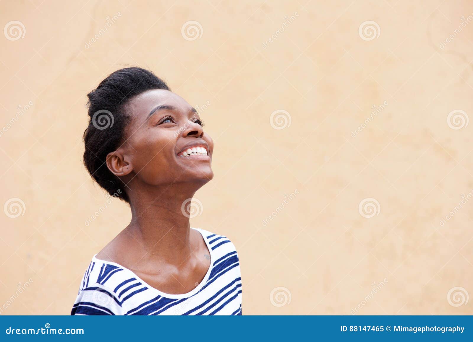 Giovane Donna Di Colore Che Ride E Che Cerca Immagine Stock - Immagine ...