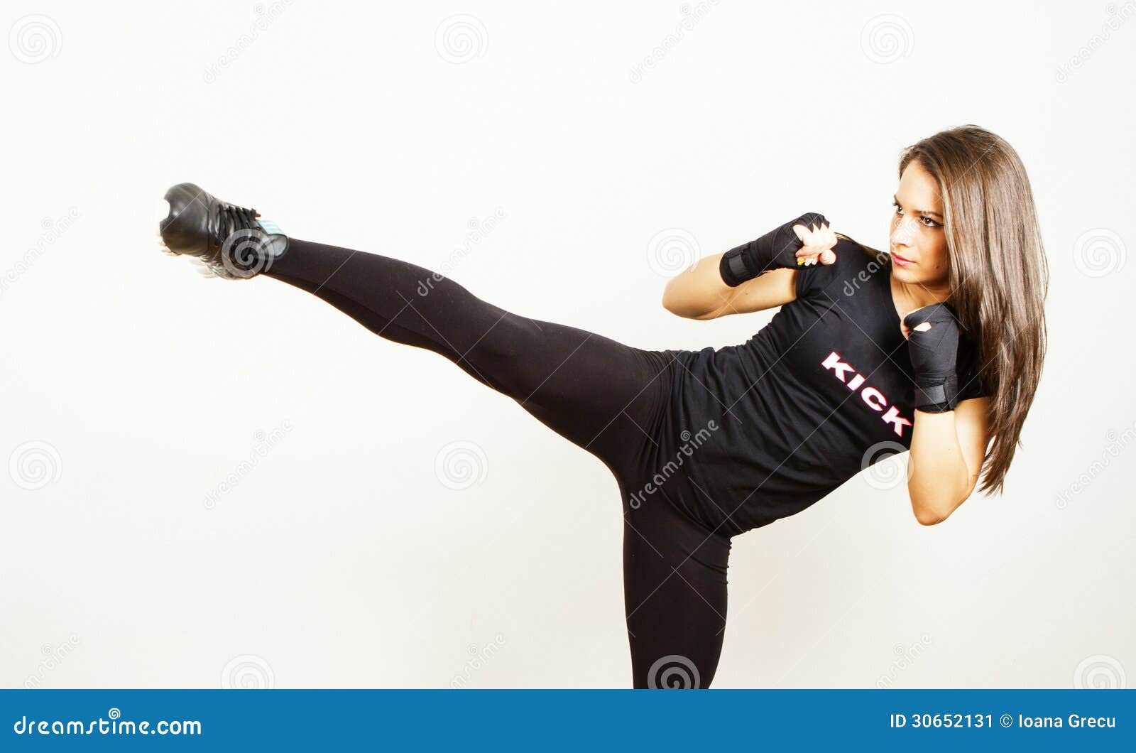 Giovane Donna Di Kick Boxing Immagine Stock - Immagine di movimento ...