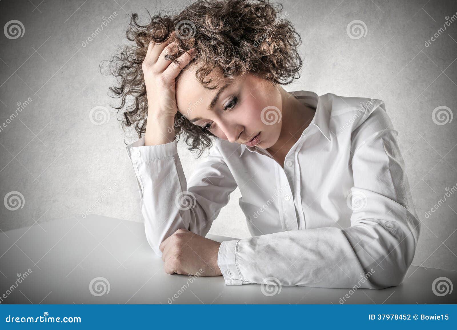 Giovane donna disperata fotografia stock. Immagine di dolore - 37978452