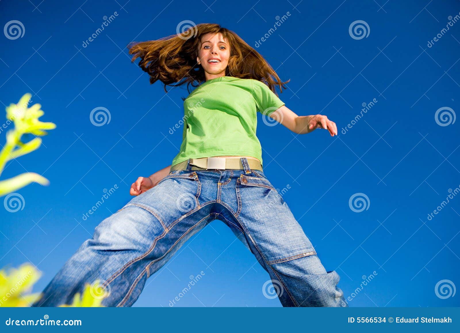Giovane Donna Felice Che Gode Dell'estate Fotografia Stock - Immagine ... Giovane Donna Felice Che Gode Dell'estate Fotografia Stock - Immagine ...