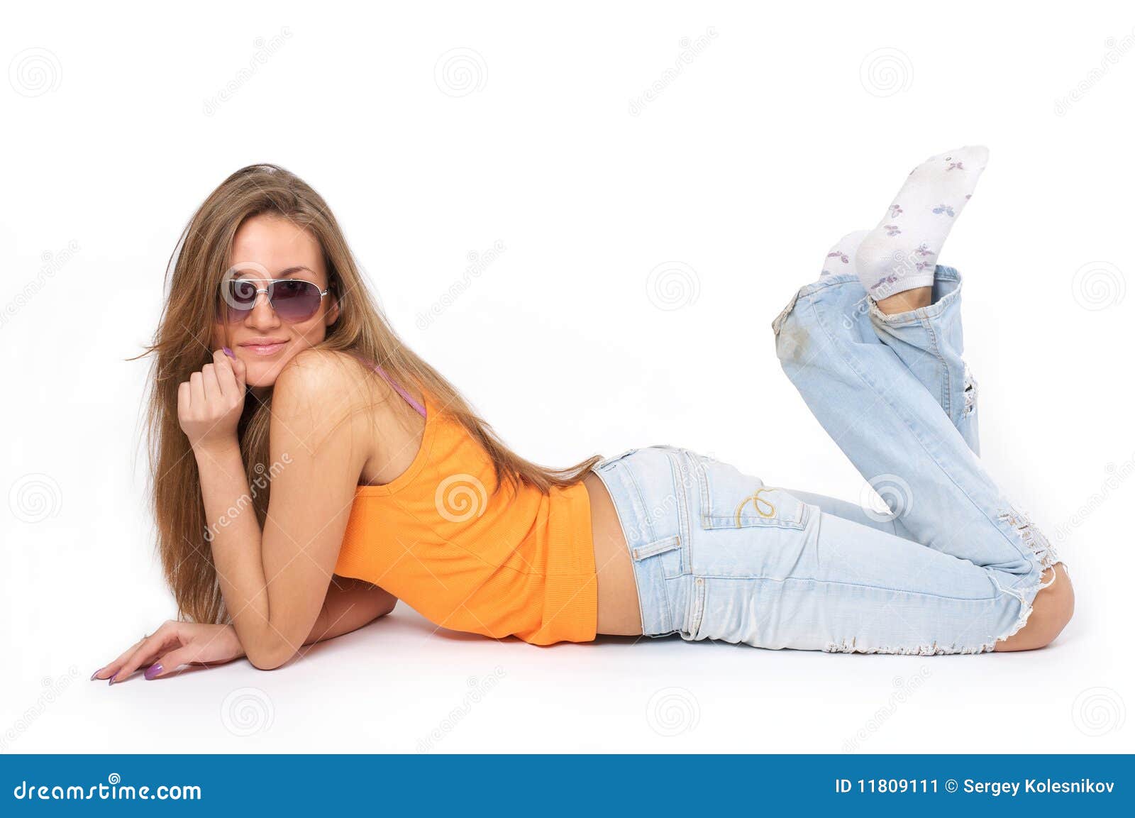 Giovane Donna Felice Che Si Trova in Occhiali Da Sole Immagine Stock ... Giovane Donna Felice Che Si Trova in Occhiali Da Sole Immagine Stock ...
