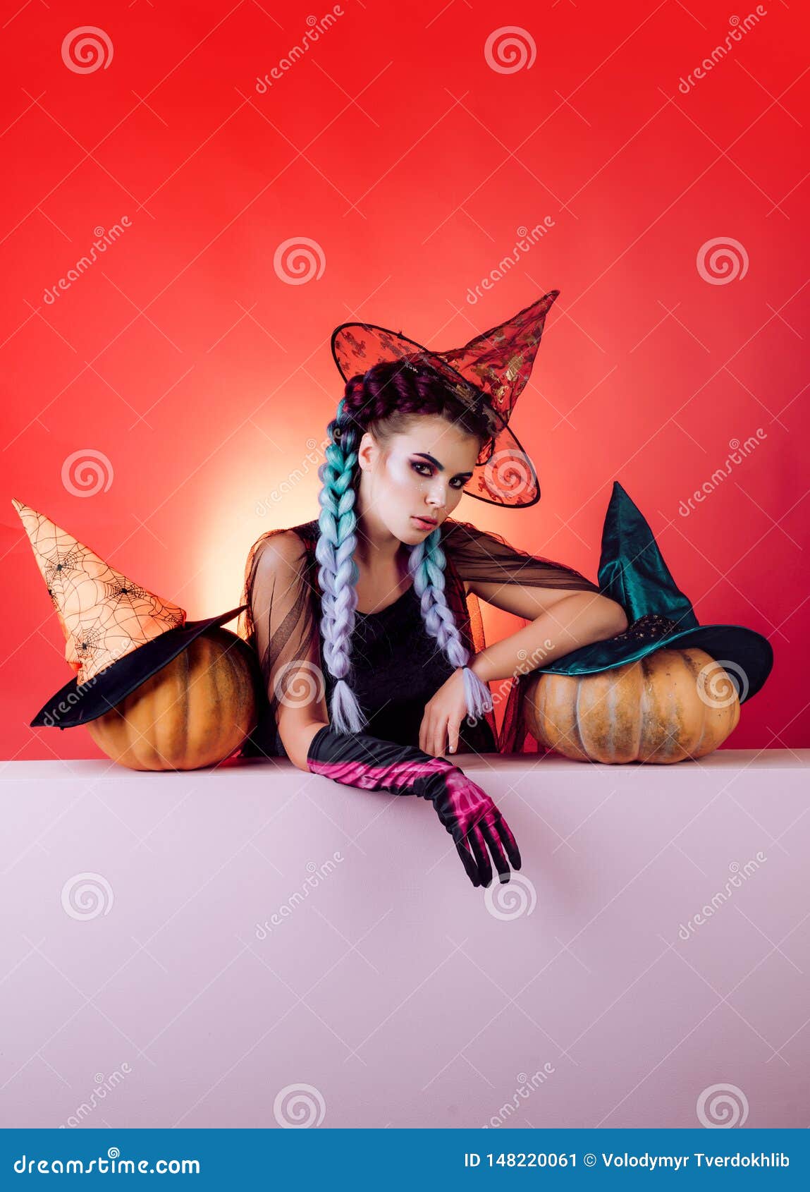 Giovane Donna Gotica Felice in Costume Di Halloween Della Strega Con Il ... Giovane Donna Gotica Felice in Costume Di Halloween Della Strega Con Il ...