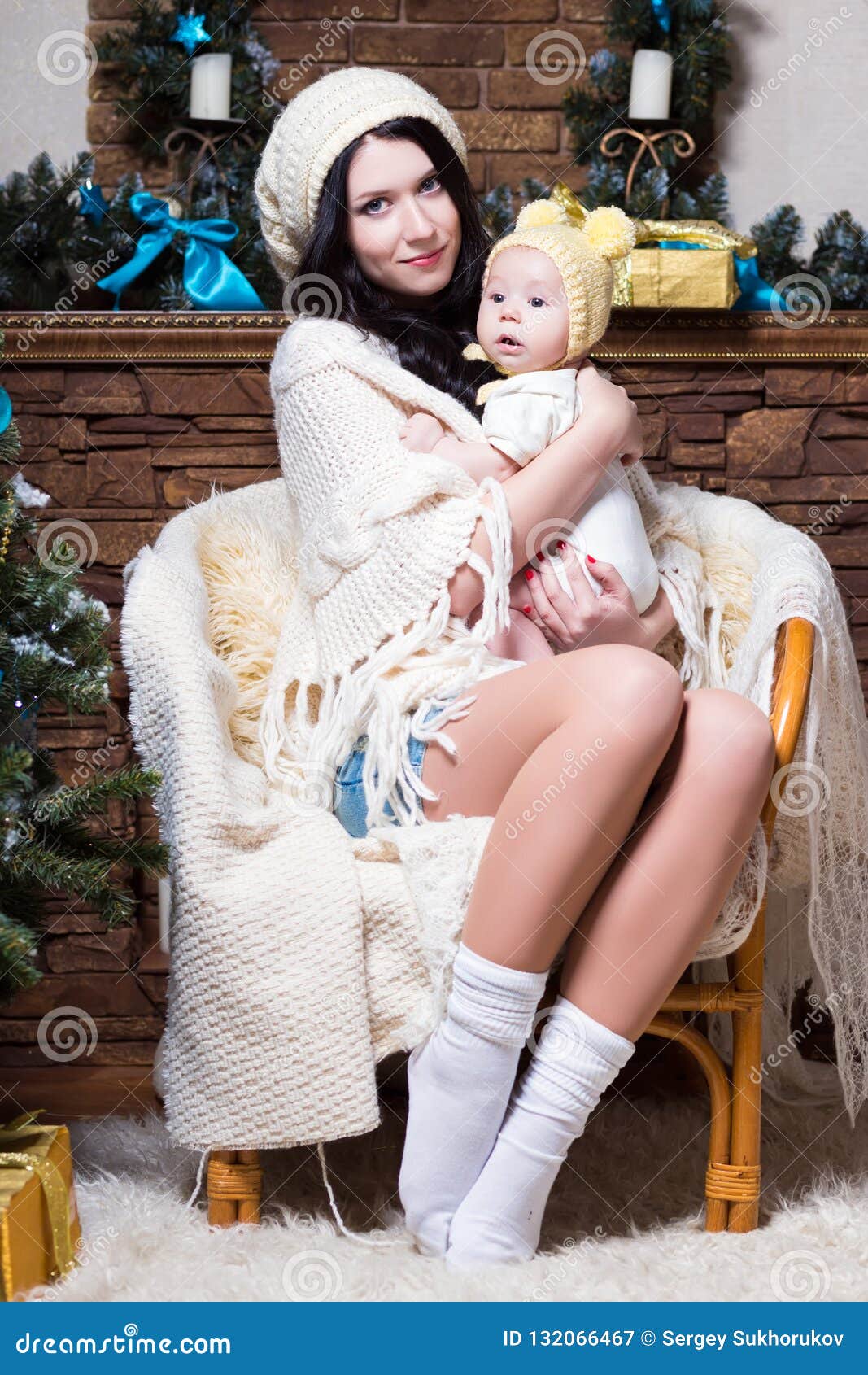 Giovane Donna Graziosa Con Il Bambino Immagine Stock - Immagine di ... Giovane Donna Graziosa Con Il Bambino Immagine Stock - Immagine di ...