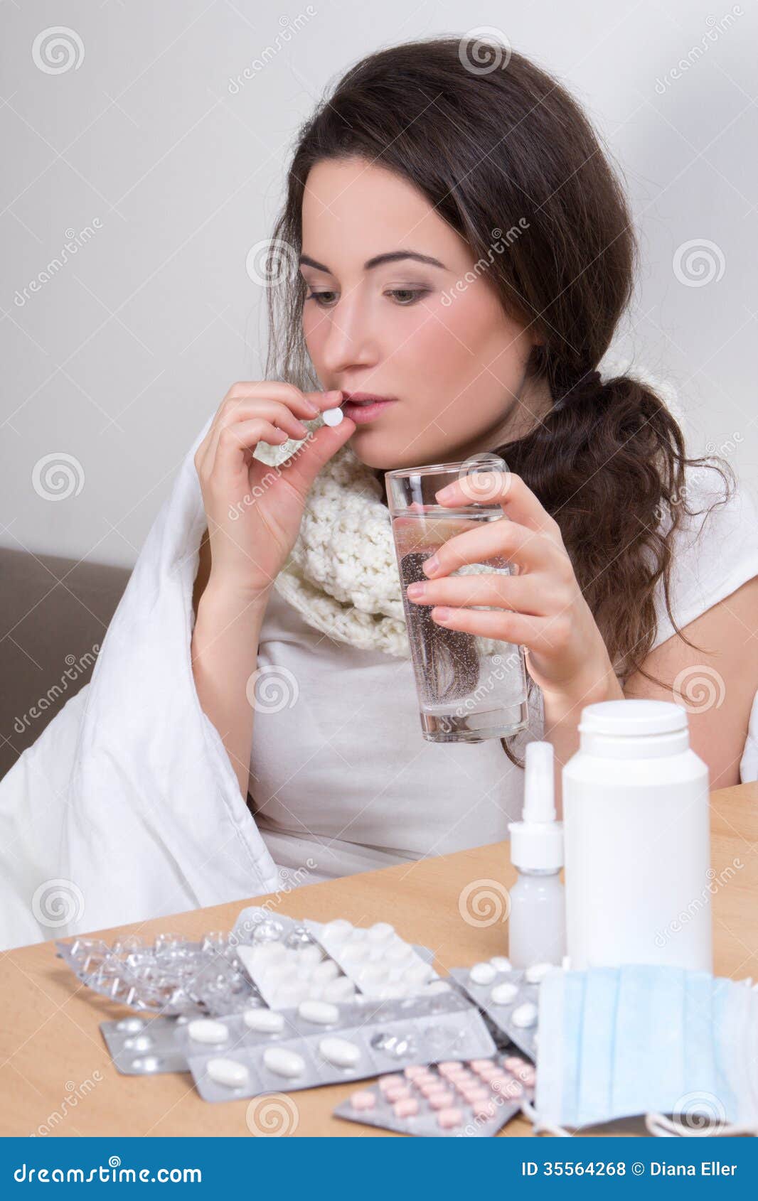 Giovane Donna Malata Che Prende Le Pillole Nel Suo Salone Fotografia ...