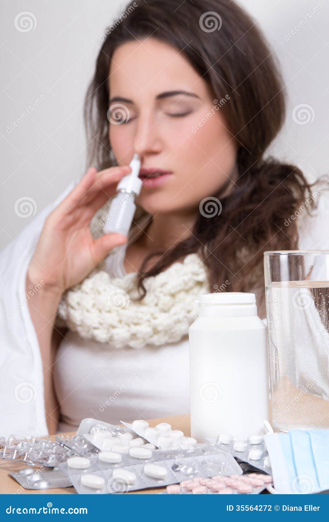 Giovane Donna Malata Che Utilizza Spray Nasale Nel Suo Salone ...