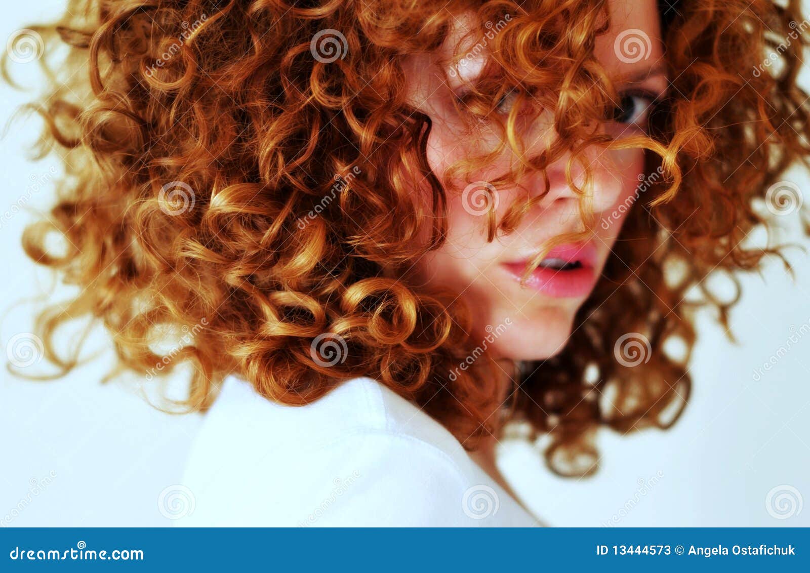 Giovane Donna Mixed Feroce Con Capelli Rossi Ricci Immagine Stock ...