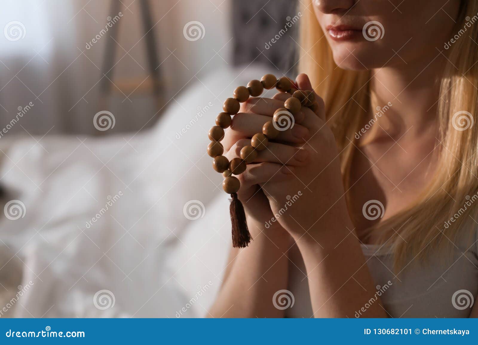 Giovane Donna Religiosa Con Pregare Delle Perle Immagine Stock ...