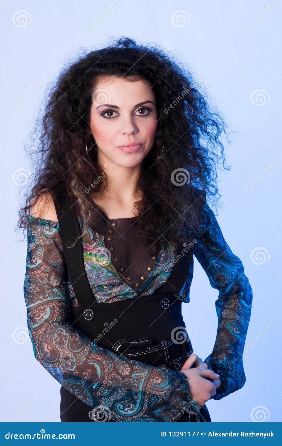 Giovane Donna Riccia Attraente Immagine Stock - Immagine di carino ...